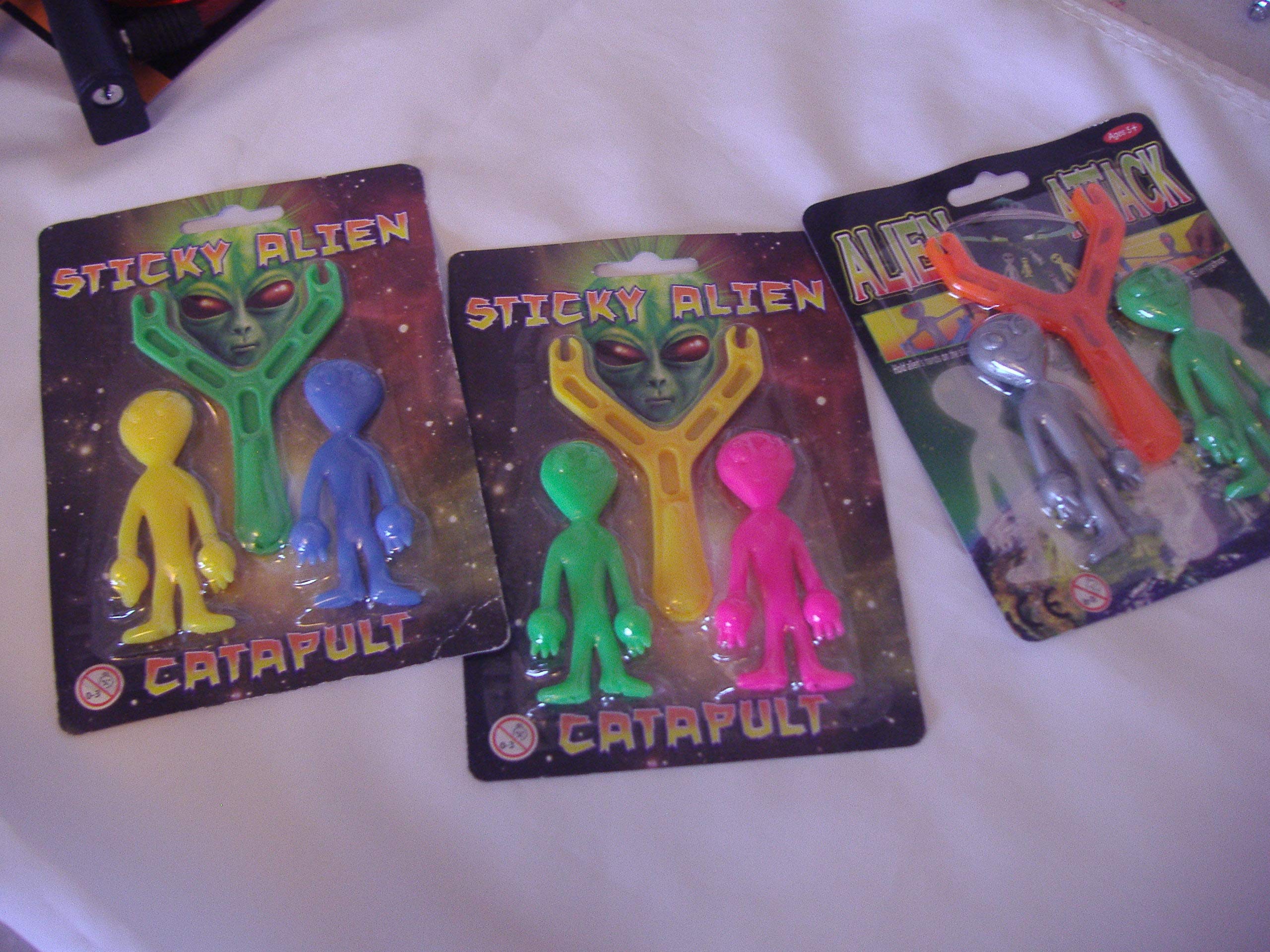 Henbrandt 2xAlien Sling Shot - Sticky Alien Catapult : Amazon.co.uk ...