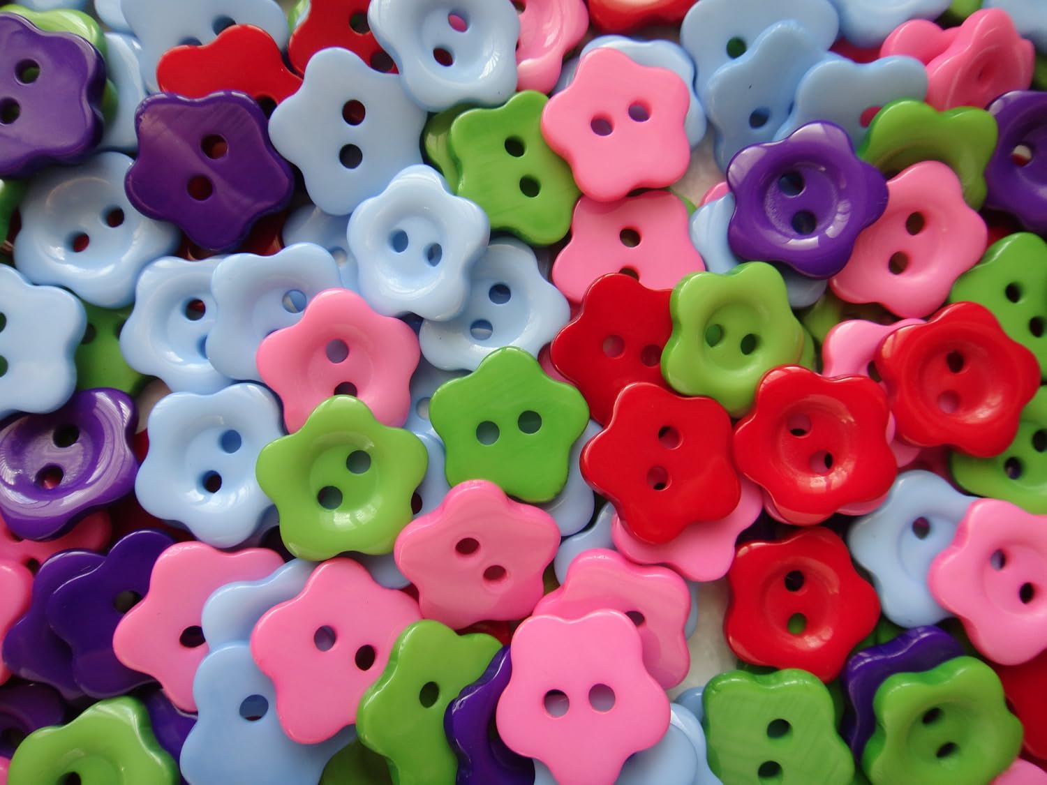 20 x FLOWER BUTTONS Bright Coloured Flower Shaped Resin Buttons, Great ...