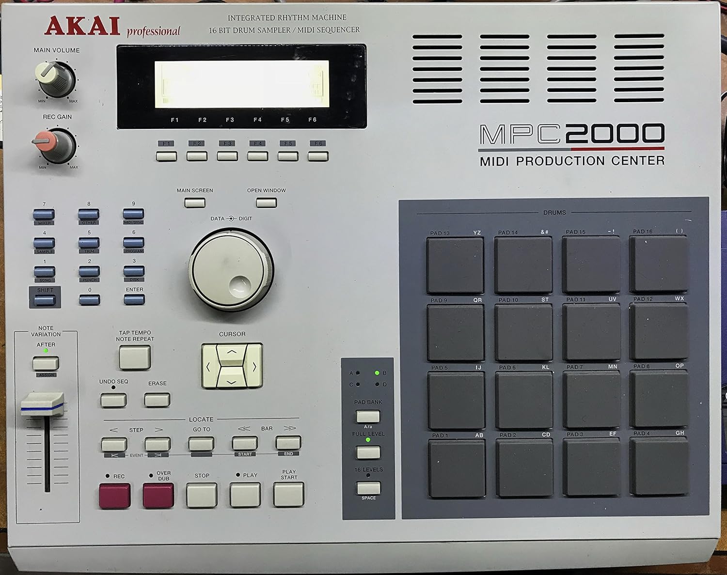 Akai MPC 2000 - Sampler y Secuenciador - 32 Voces - MIDI - 2 MB de ...