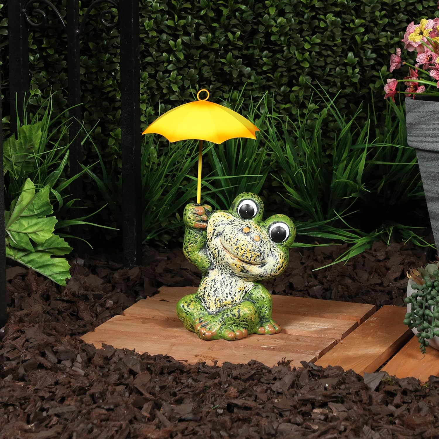 Amazon.com : Alpine Corporation QWR1010HH Sitting Jolly Frog with ...