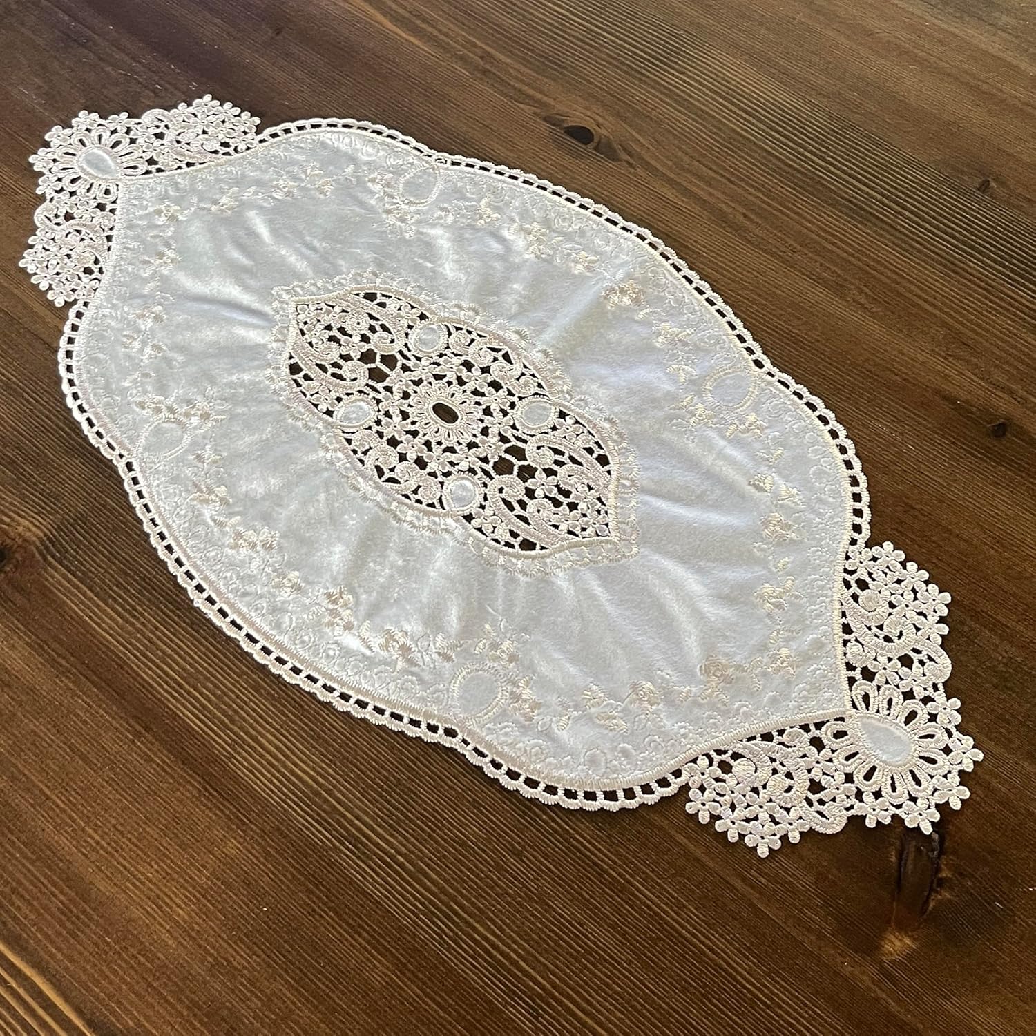 Mausouca Retro French Oval Doilies, Elegant velvet placemats Vase mats ...