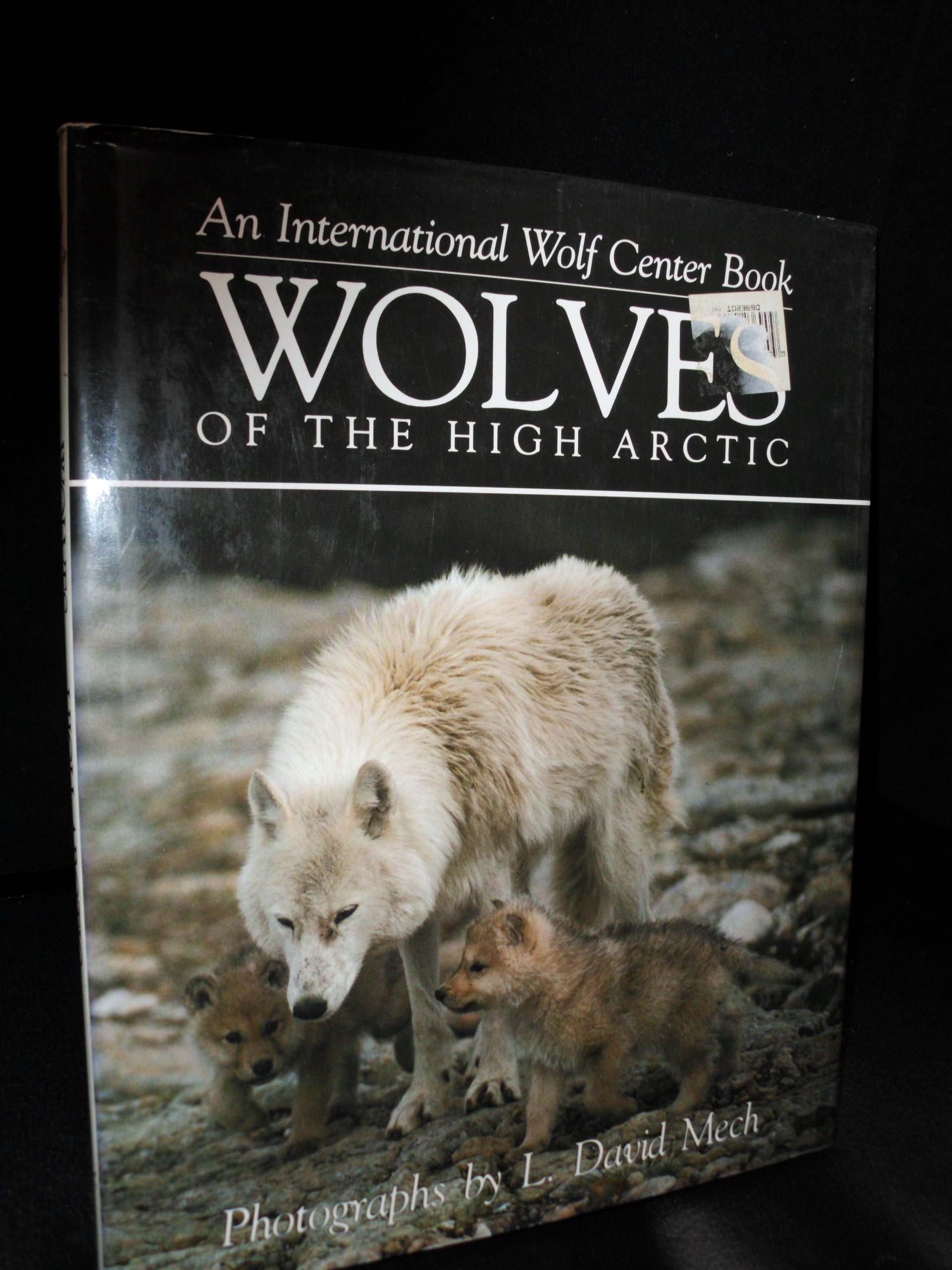 Wolves of the High Arctic: Mech, L. David: 9780896582132: Amazon.com: Books