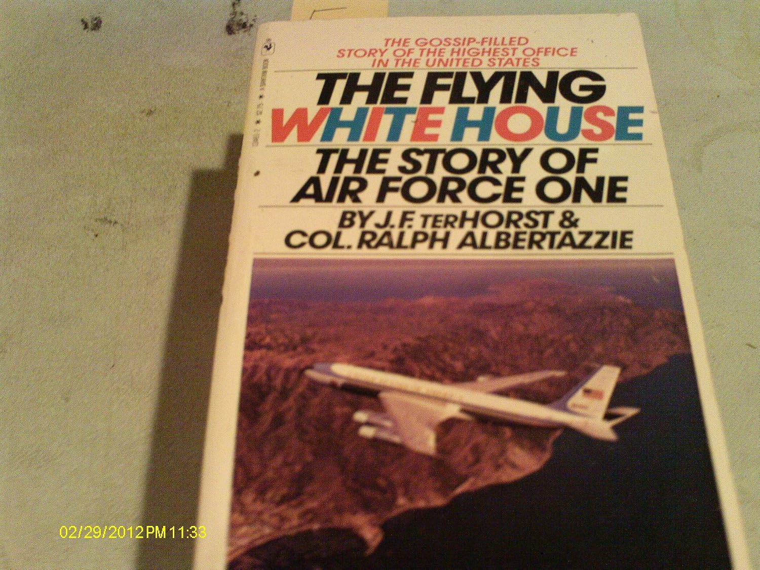 The Flying White House: The Story of Air Force One : Amazon.in: Books