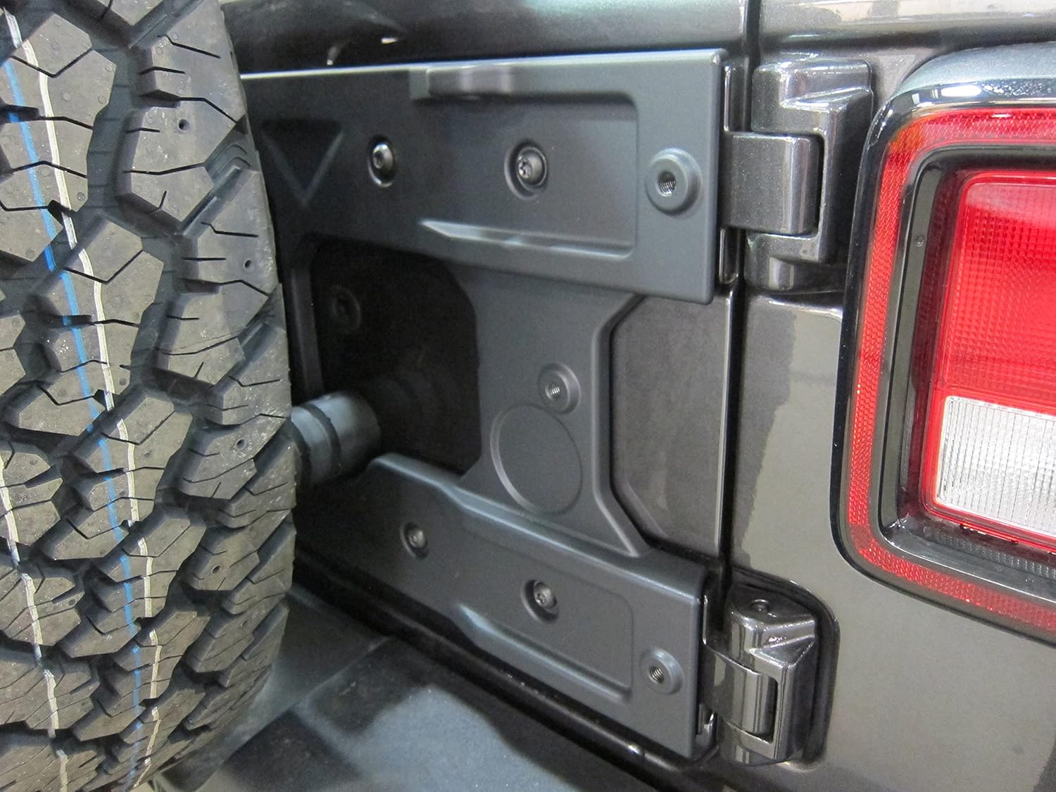 Amazon | Mopar Jeep Wrangler JL スペアタイヤブラケット 35インチ以上 | ブラケット | 車＆バイク