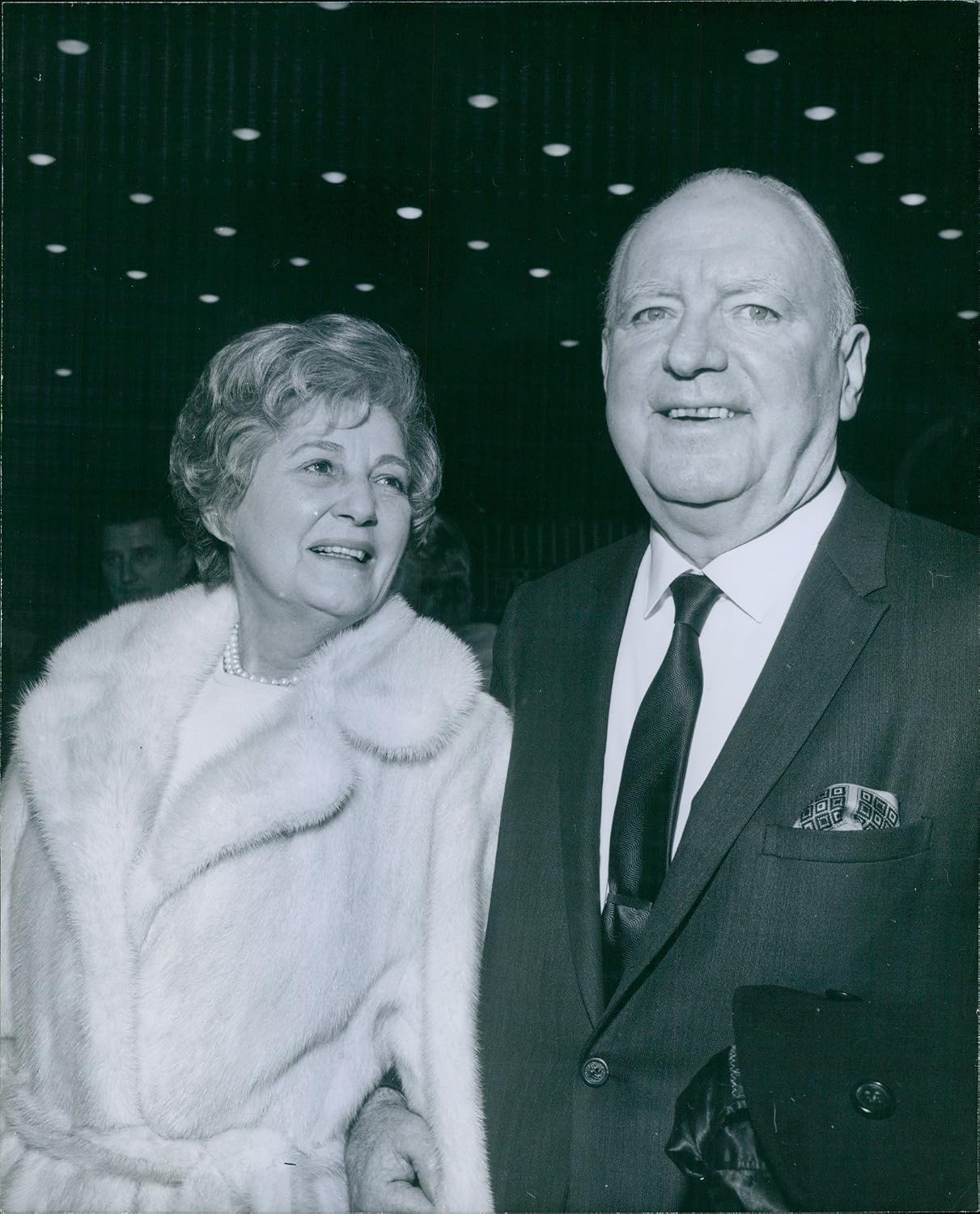 Vintage photo of Pat O' Brien fotografare con la moglie Eloise Taylor ...