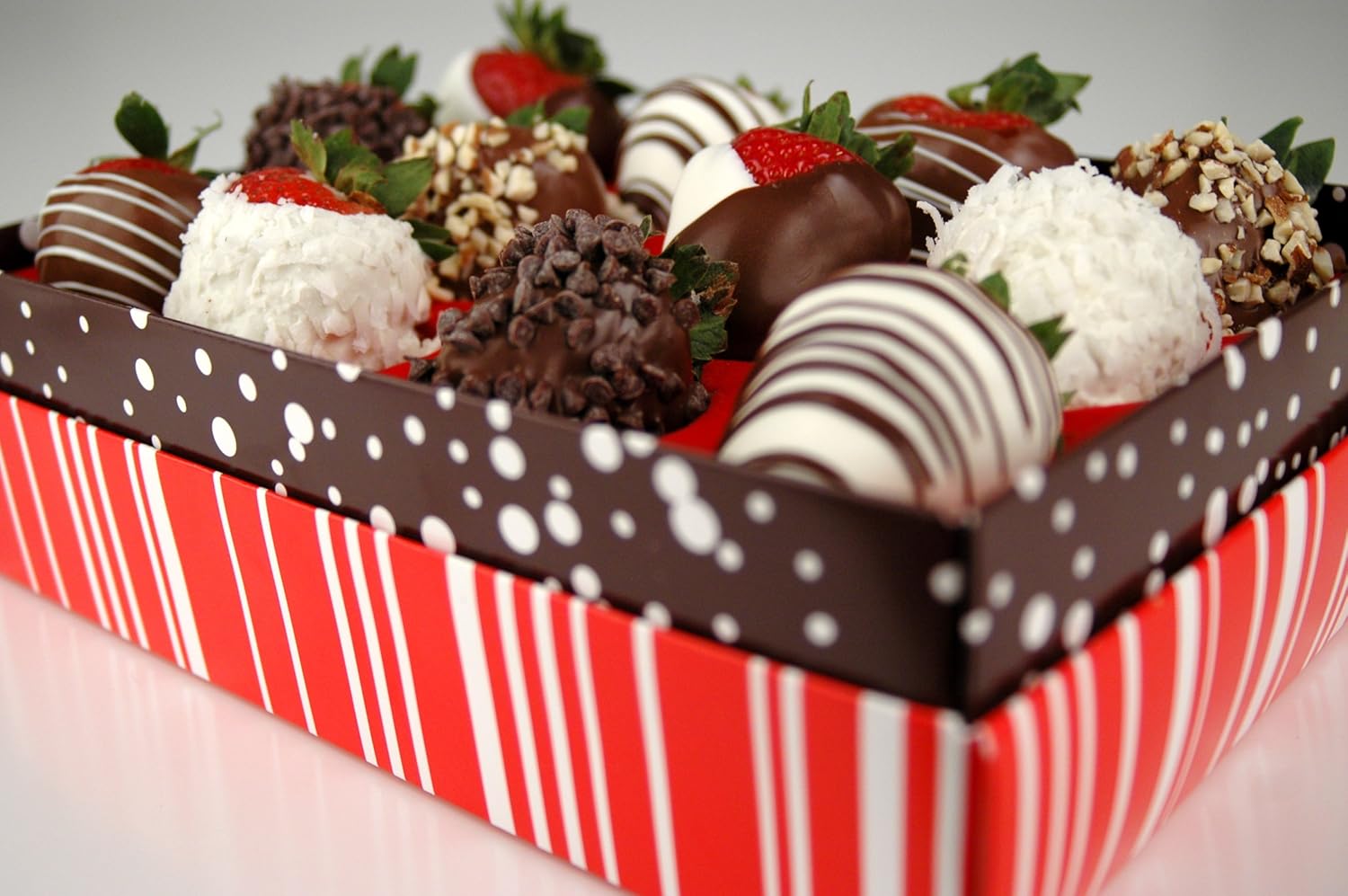 Amazon.com : 1 Dozen Assorted Berries Gift Box : Candy And Chocolate ...