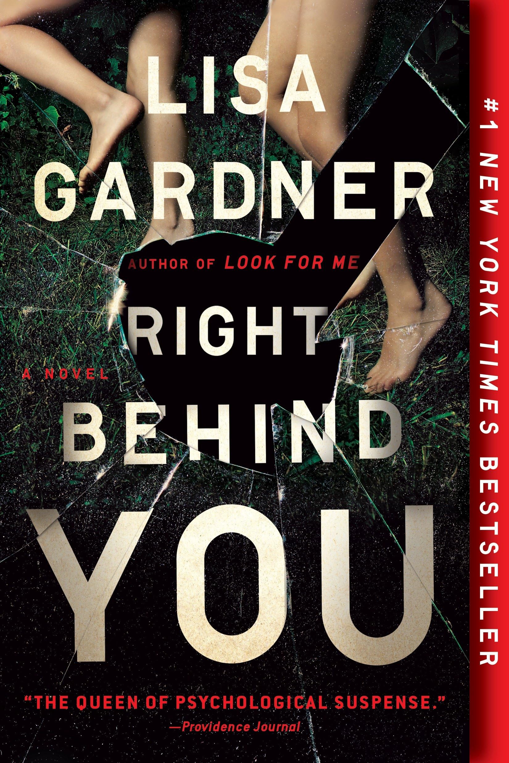 Amazon.com: Right Behind You: A Novel (FBI Profiler): 9781524742812 ...
