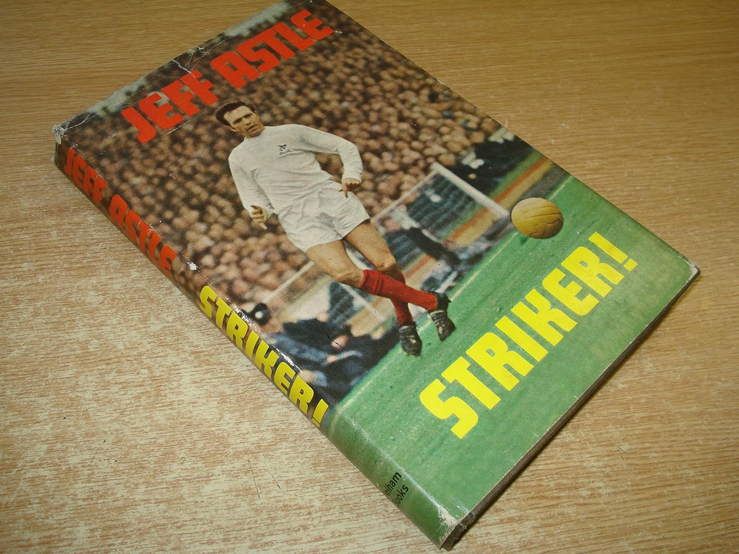 Striker!: Jeff Astle and Philip Osborn: 9780720701067: Amazon.com: Books