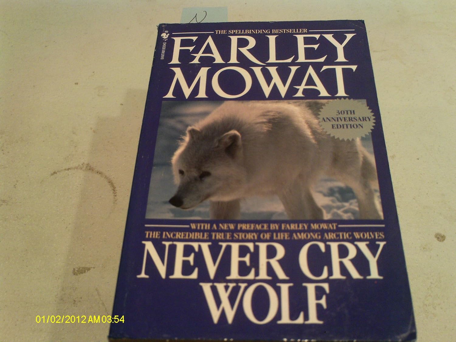 Never Cry Wolf: Mowat, Farley: 9780553236248: Amazon.com: Books