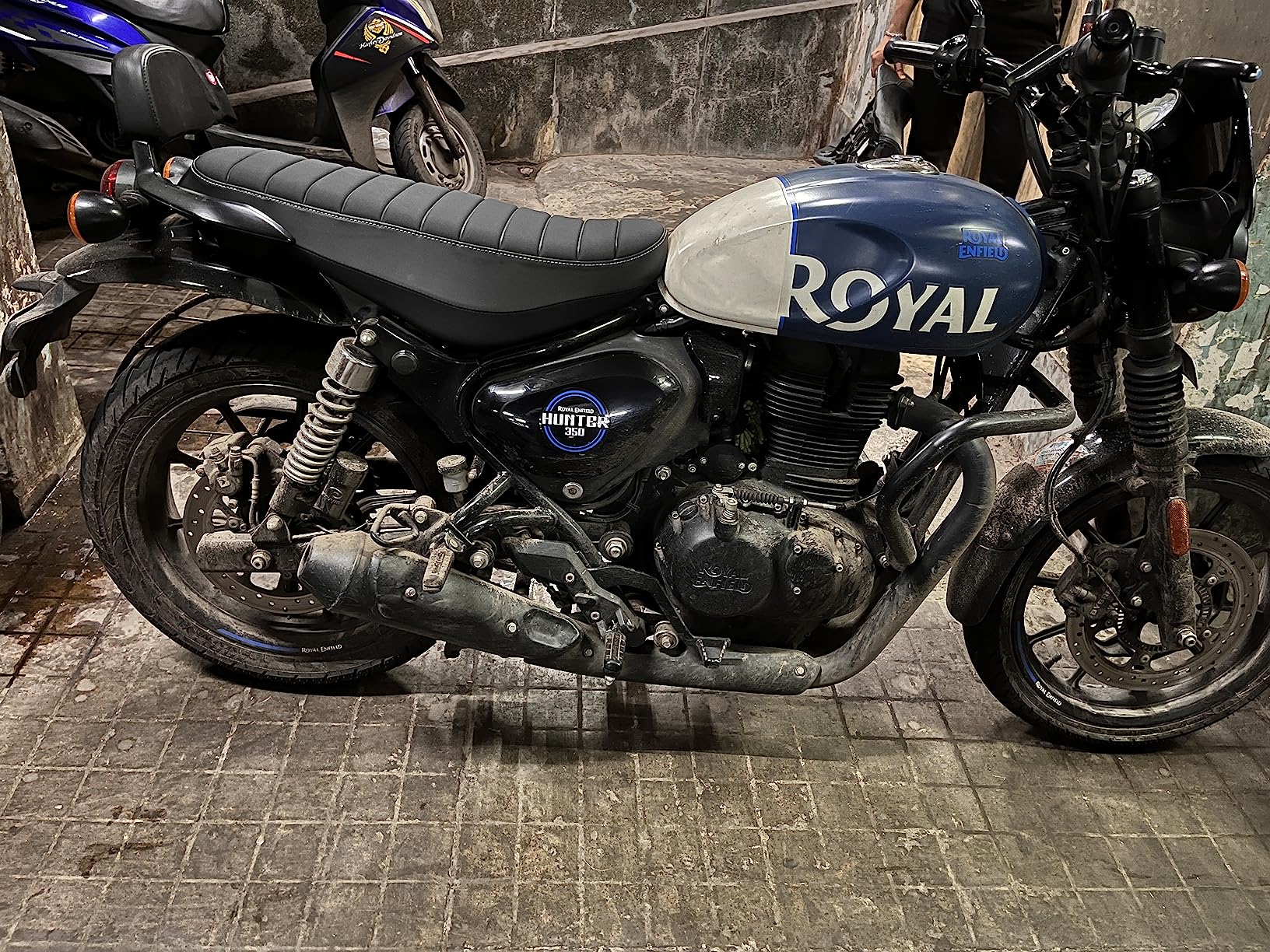 Royal Enfield KXA00139 Black Signature Bench Seat for Hunter 350 ...