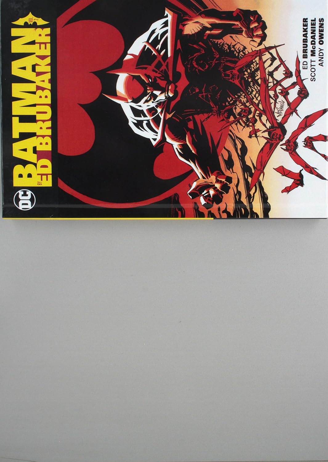 Batman by Ed Brubaker 2 : Brubaker, Ed: Amazon.in: Books