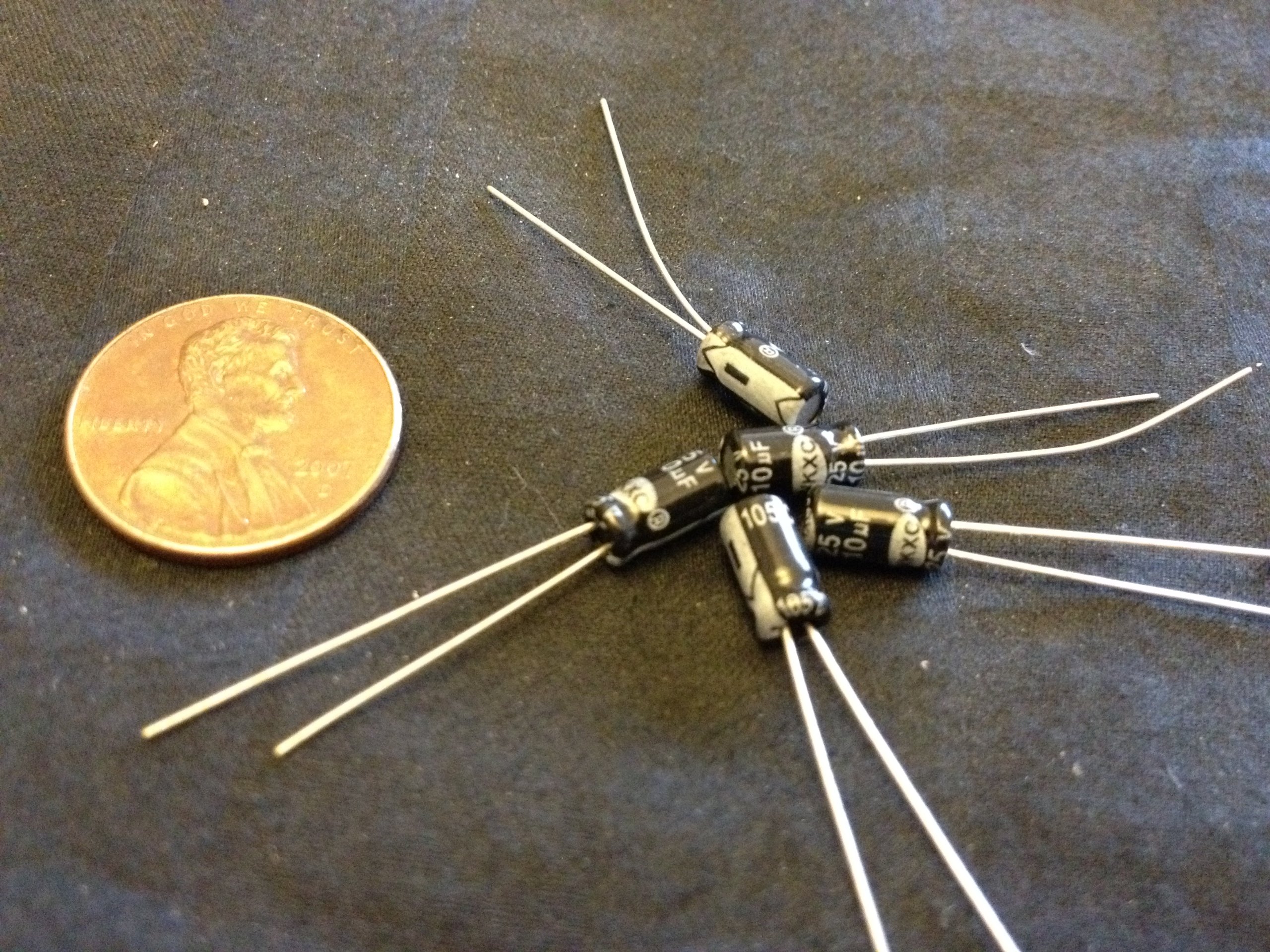 Snapklik.com : F 5 Pieces 25v 10u Electrolytic Capacitor 4x7mm Radial C4