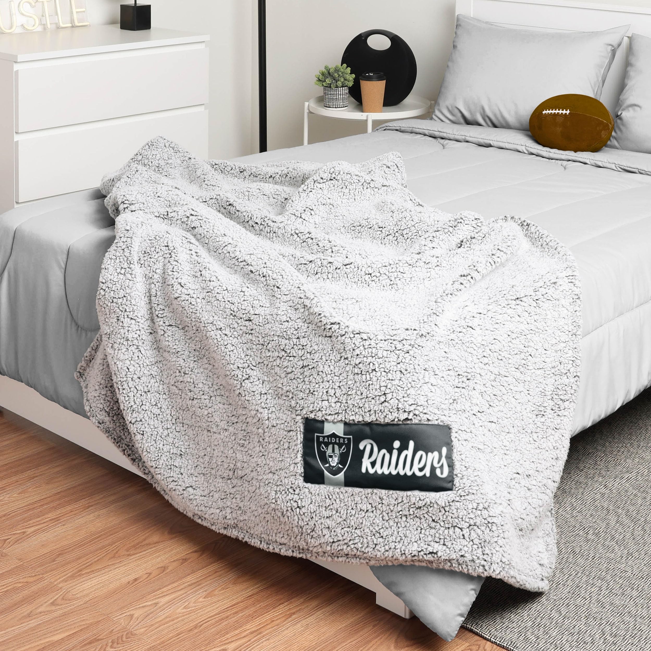 Snapklik.com : Las Vegas Raiders NFL Big Logo Cloud Sherpa Blanket
