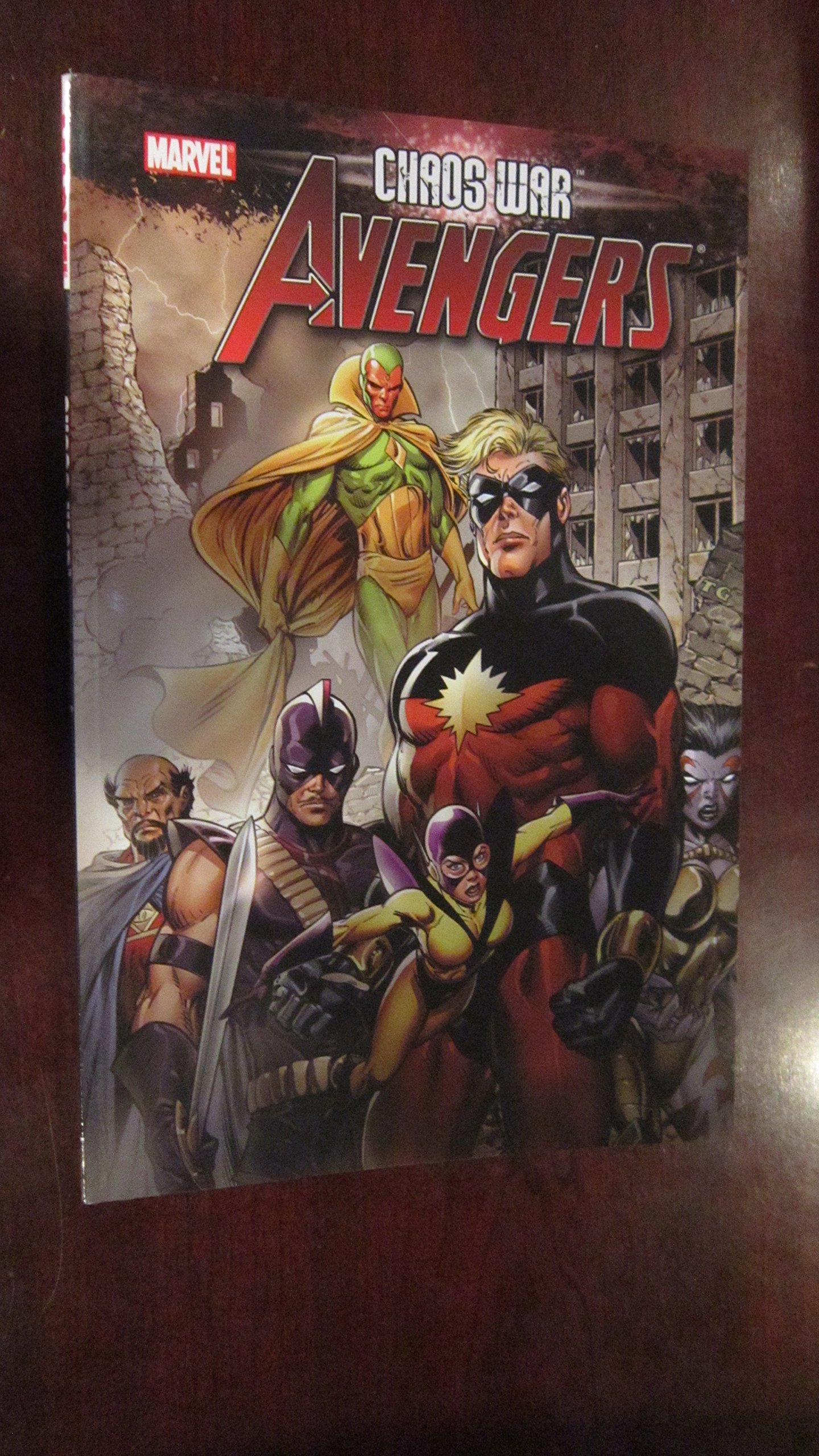 Amazon.com: Chaos War: Avengers: 9780785155584: Van Lente, Fred, Oeming ...