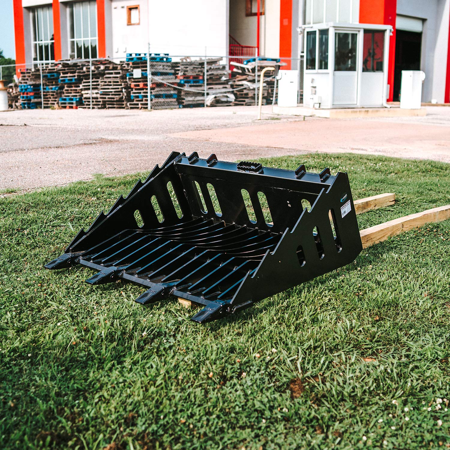 Titan Attachments 48-in Fine Grade Skeleton Rock Bucket with Teeth for ...