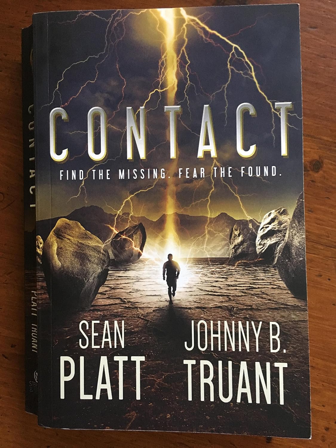Amazon.com: Contact (Alien Invasion): 9781629550466: Platt, Sean ...
