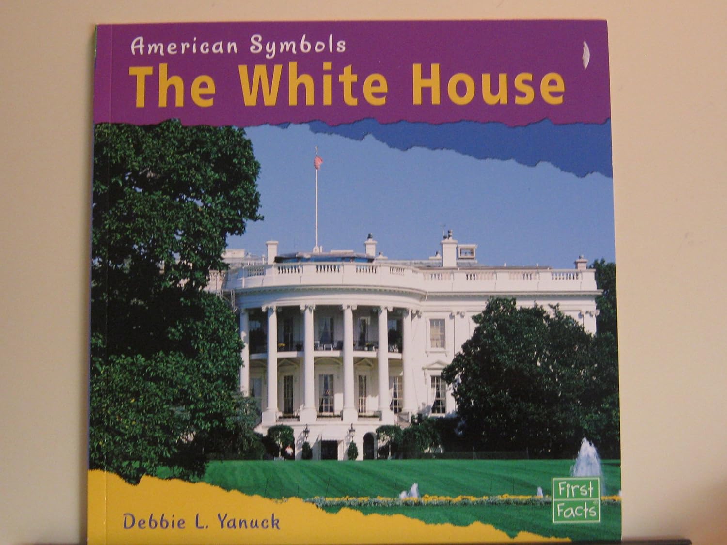 The White House (American Symbols): Yanuck, Debbie L.: 9780736847025 ...