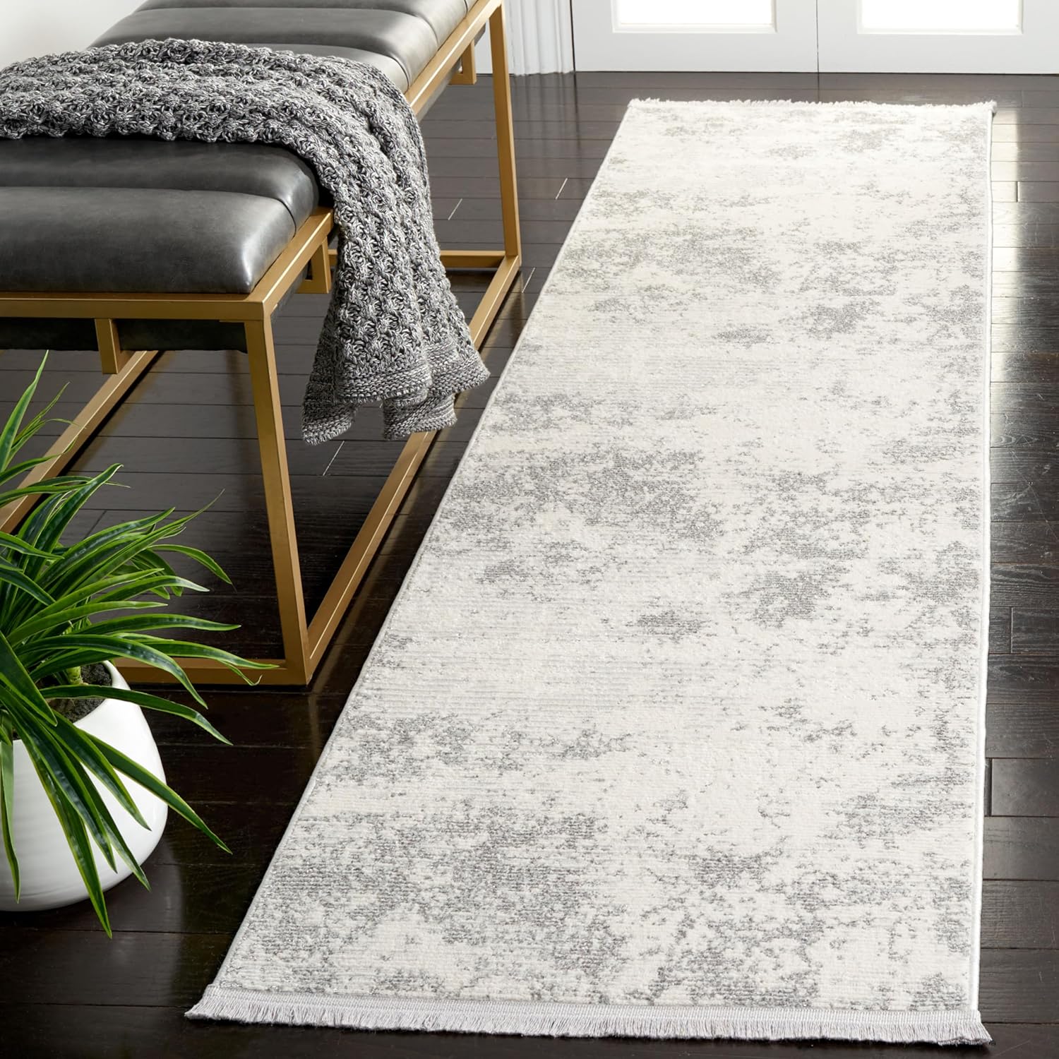 Amazon.com: SAFAVIEH Whisper Collection Runner Rug - 8' Runner, Ivory ...