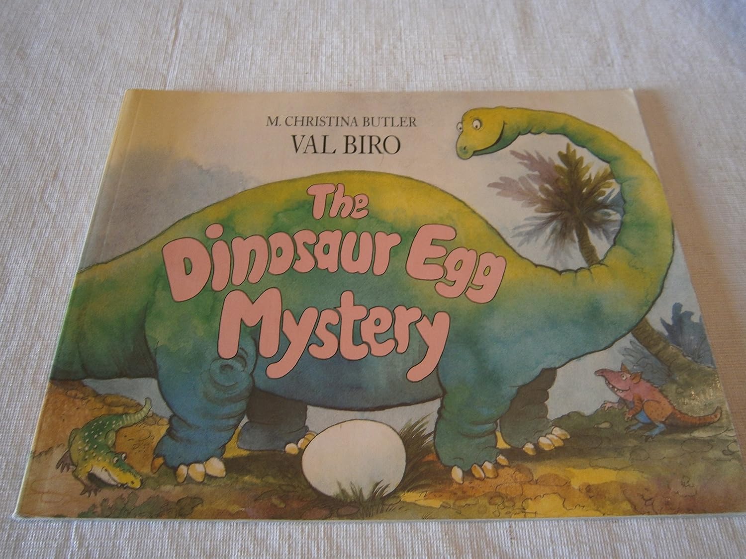 The Dinosaur Egg Mystery: Butler, M. Christina, Butler, Christine, Biro ...