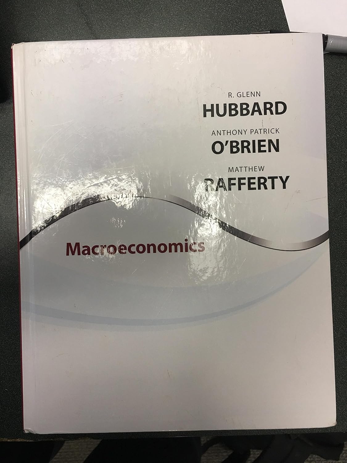 Macroeconomics (The Pearson Series in Economics): Hubbard, R. Glenn, O ...