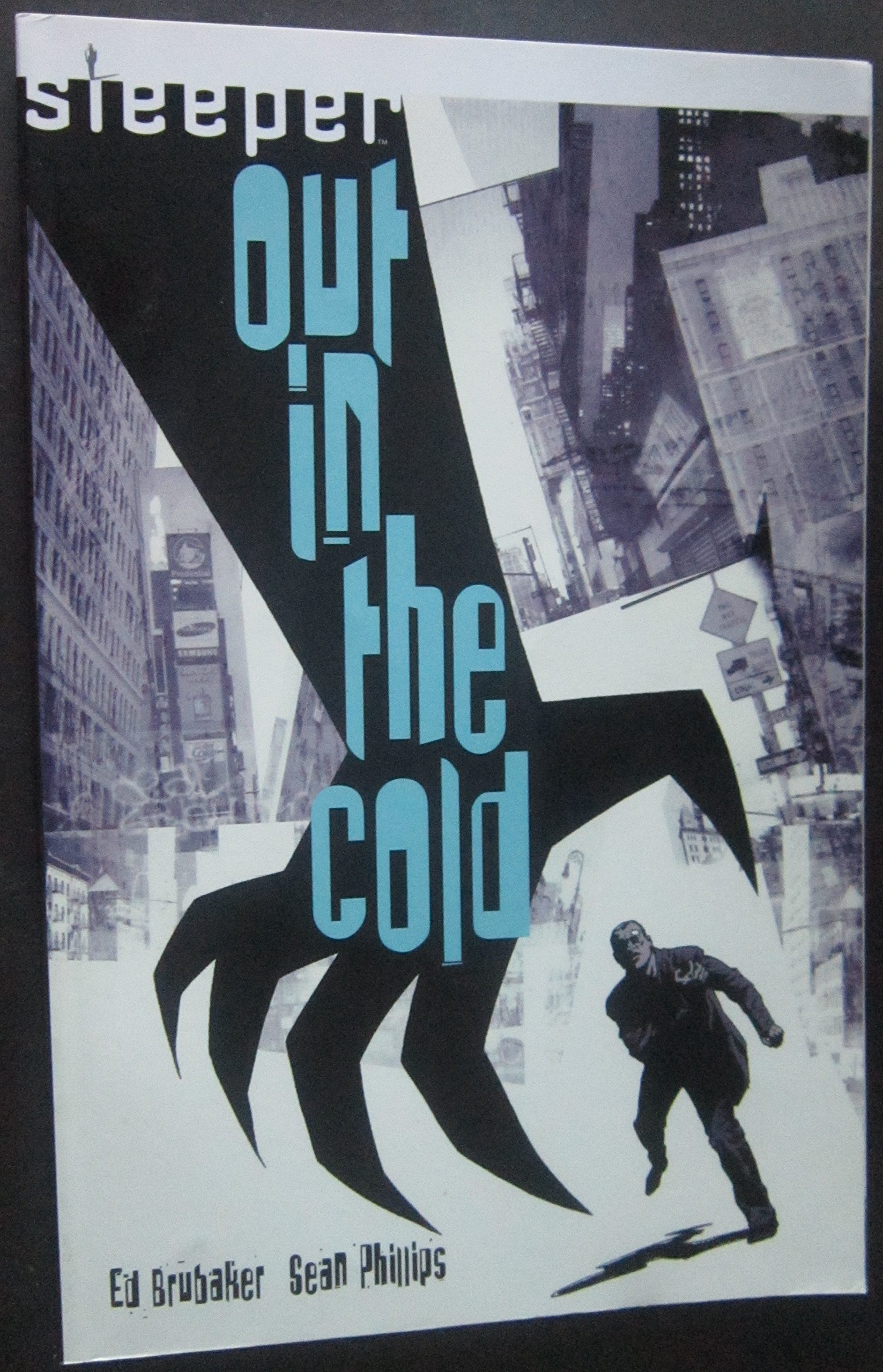 Sleeper, Vol. 1: Out in the Cold: Ed Brubaker, Sean Phillips ...