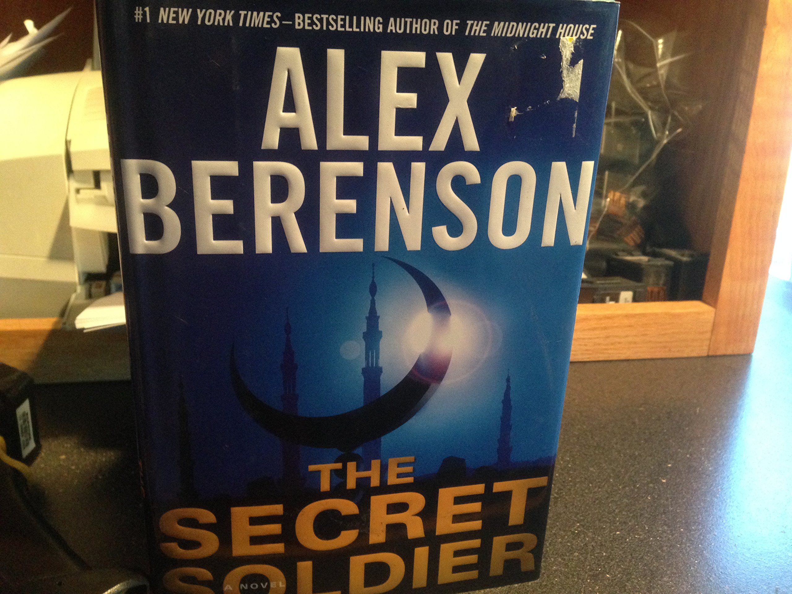 Amazon.com: The Secret Soldier (A John Wells Novel): 9780399157080 ...