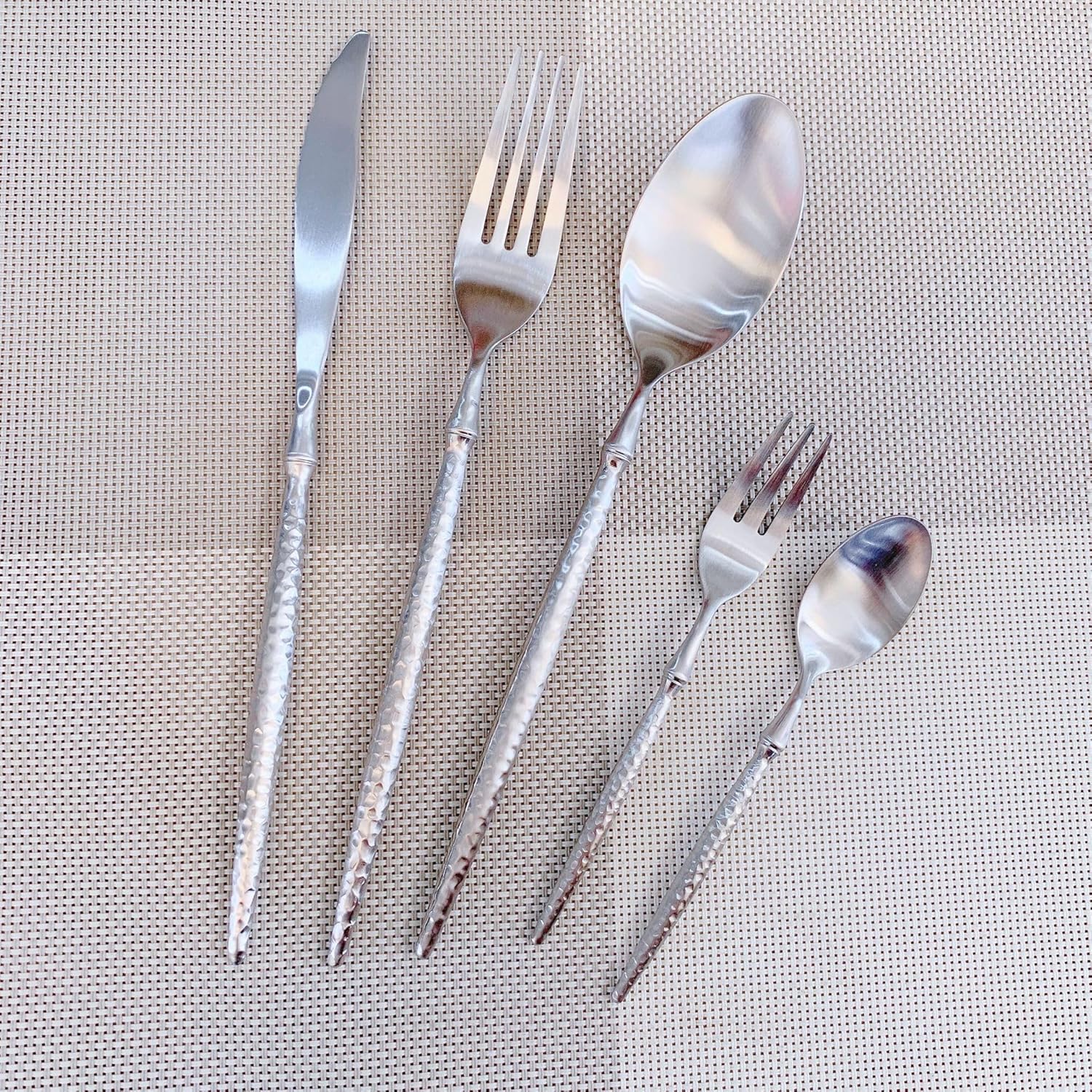 Amazon.com | ZILNEHZ Matte Silverware Set for 8 Hammered Handle ...