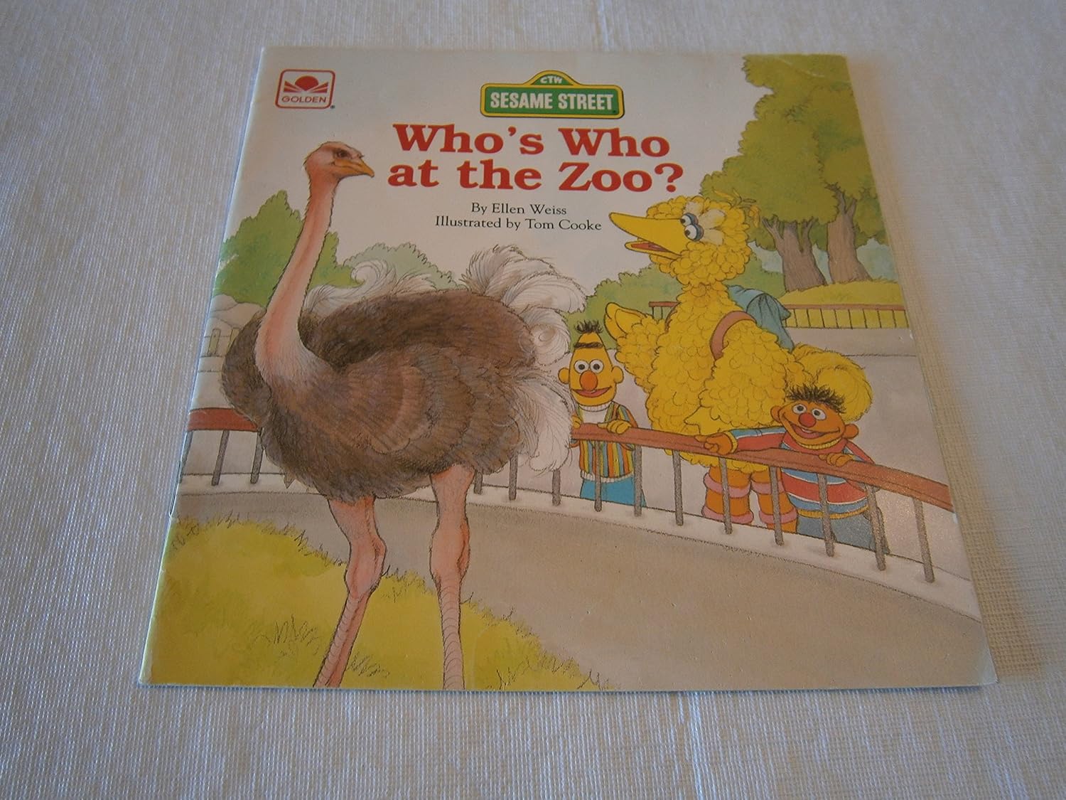 Who's Who at the Zoo? (Golden Books: Sesame Street Book Club): Ellen ...