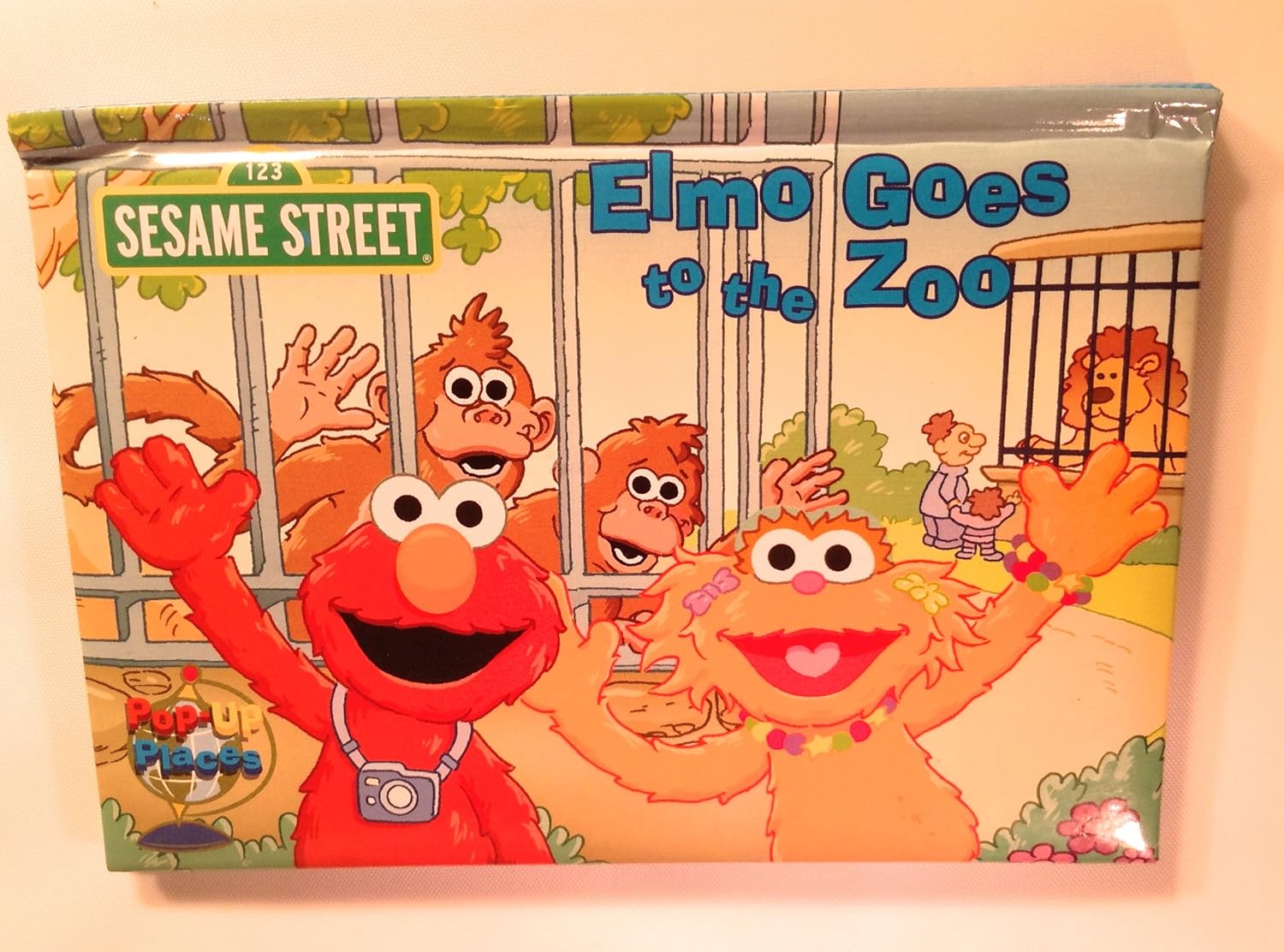 Sesame Street Pop-up Book - Elmo Goes to the Zoo: Lee Howard: Amazon ...