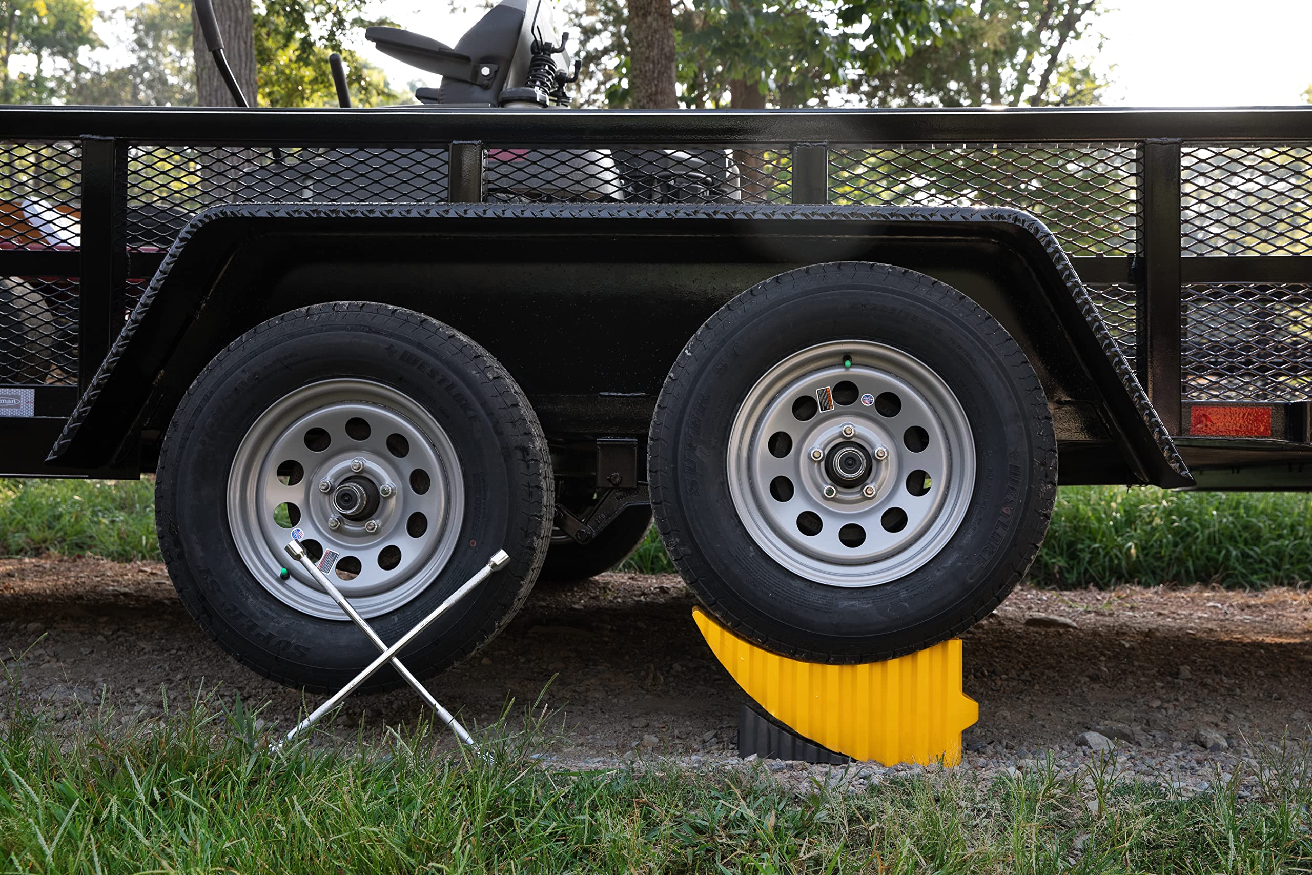 Camco Curved Trailer-Aid with Chock and Pad | Designed for Trailers Up ...