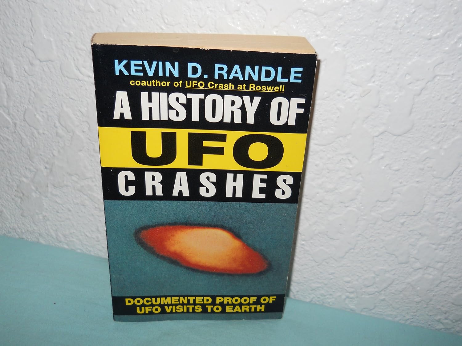 Amazon.com: A history of UFO crashes: 9780380776665: Kevin D. Randle: Books