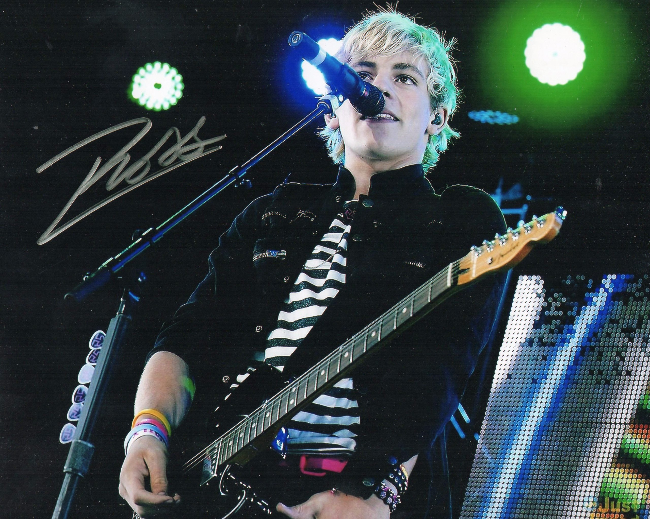 R5 Ross Lynch Falls On Stage