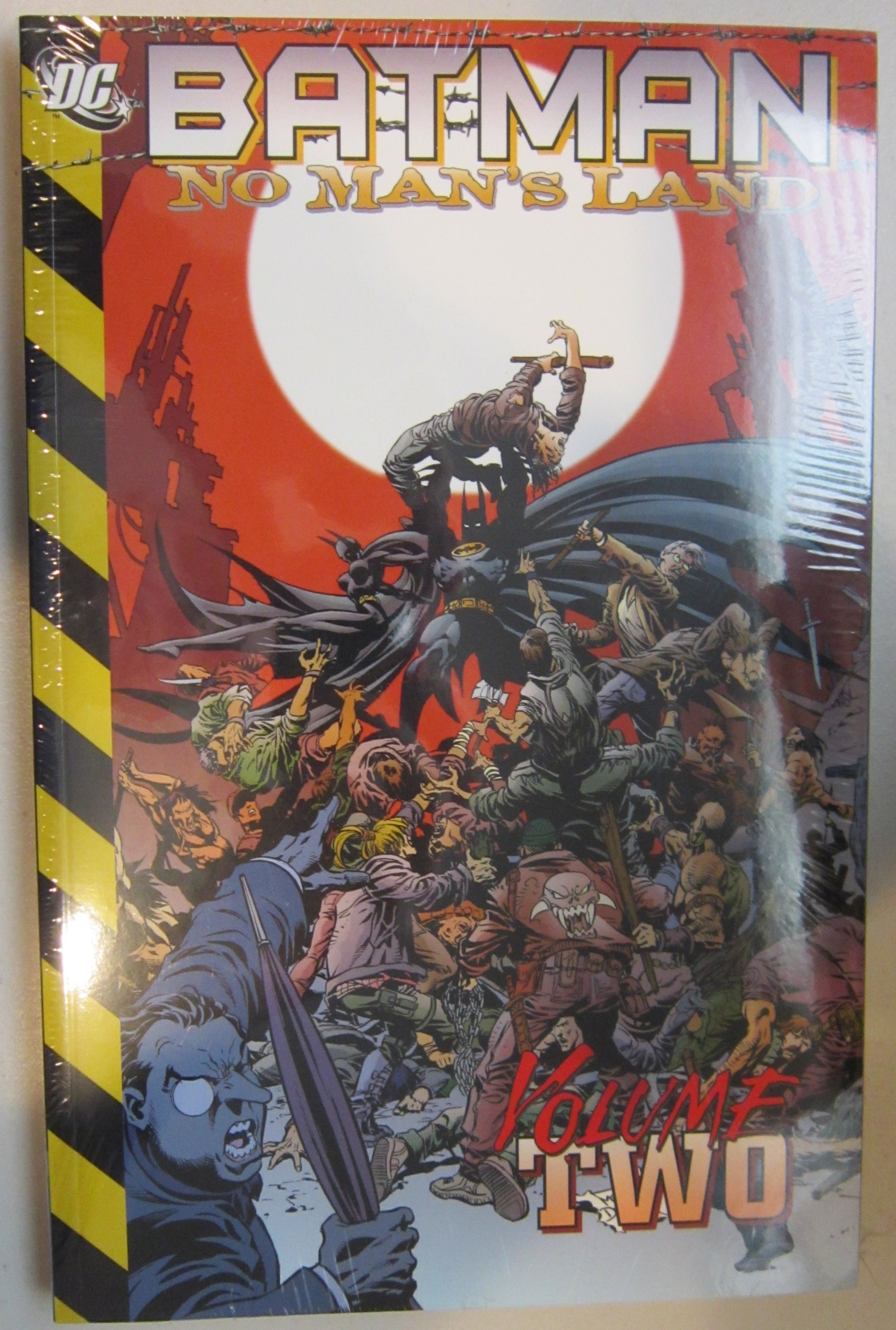 Amazon.com: Batman No Man's Land 2: 9781563895999: Rucka, Greg, Gale ...