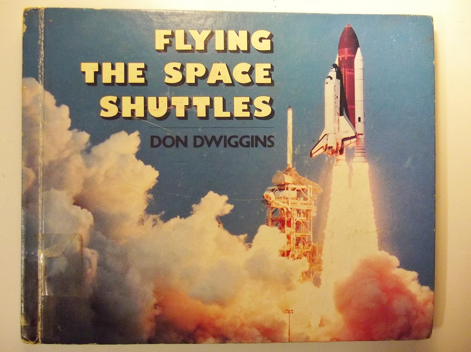 Flying the Space Shuttles: Dwiggins, Don: 9780396085102: Amazon.com: Books