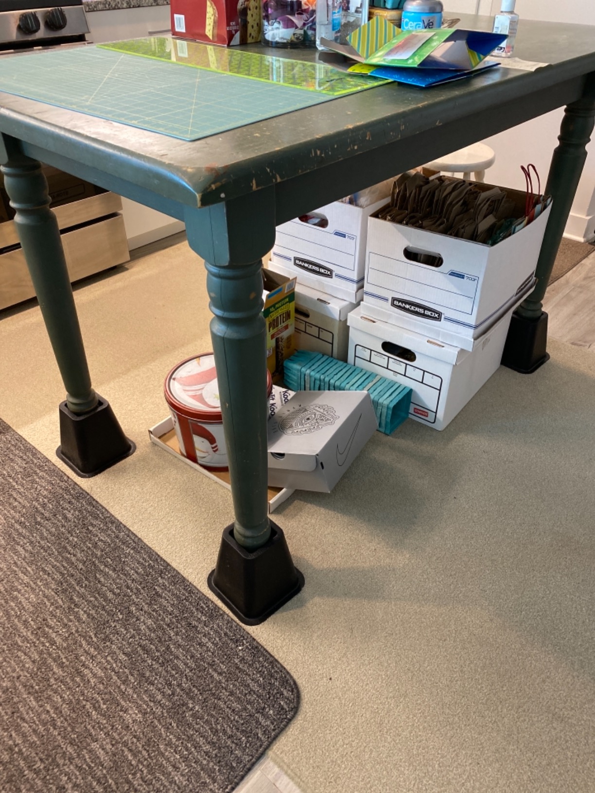 Amazon.com: Smart Design Bed Riser Set of 4 - Durable Heavy Duty Resin ...