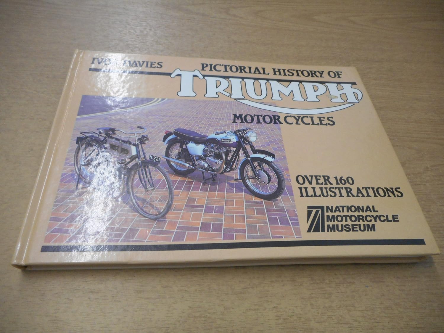 Pictorial history of Triumph motor cycles: Davies, Ivor: 9780600351696 ...