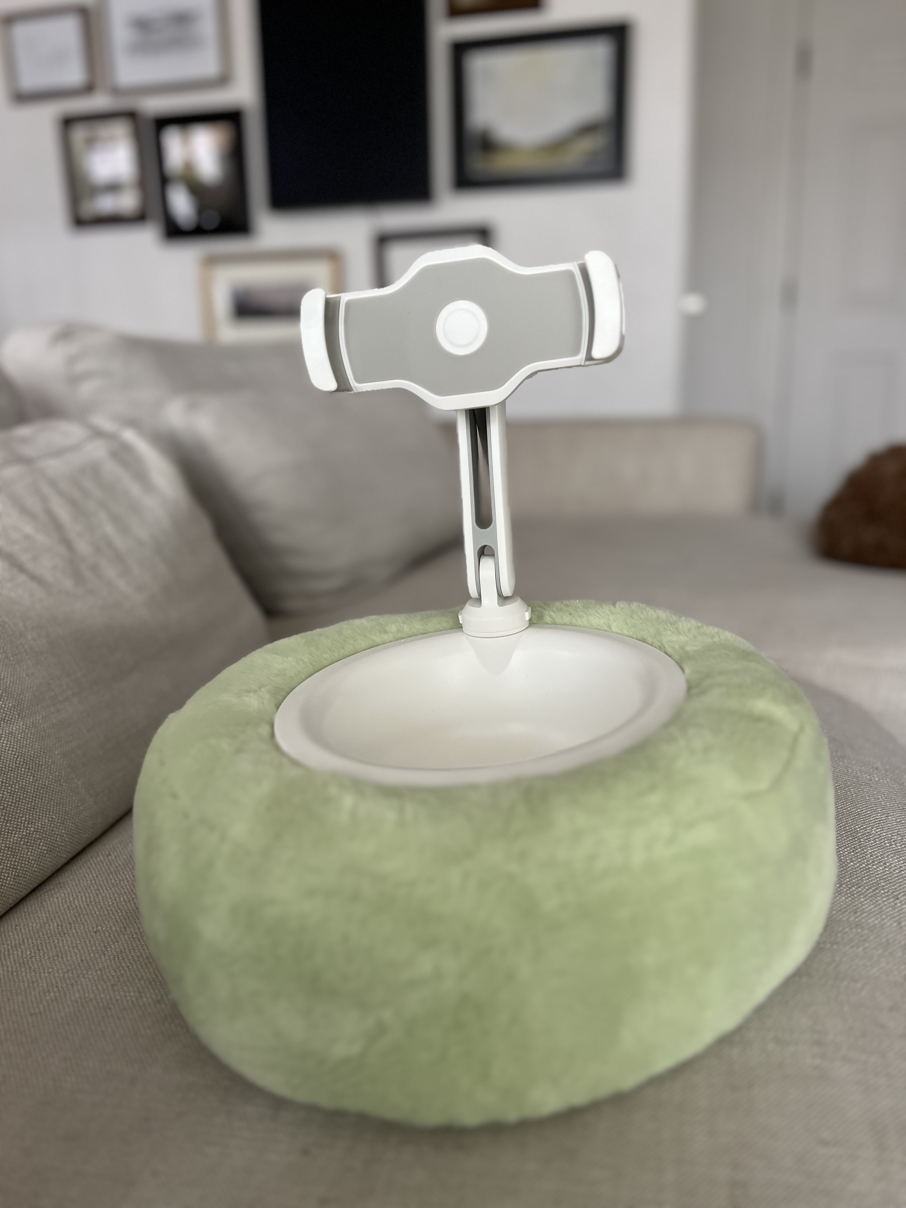 Watch A device holder that is versatile, cute, and so thoughtful! on ...