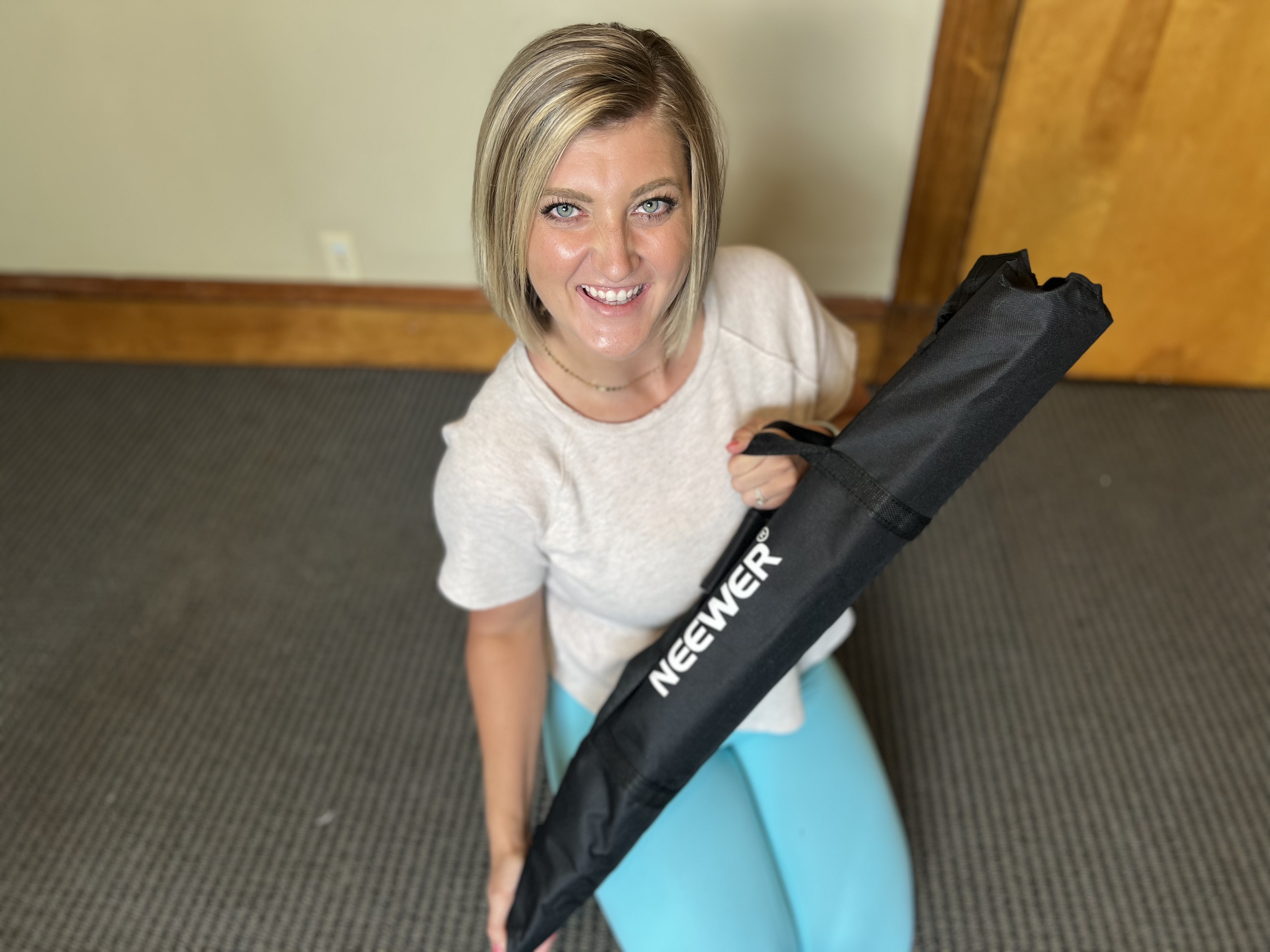 Watch Honest Review of Neewer 7x10 backdrop stand on Amazon Live