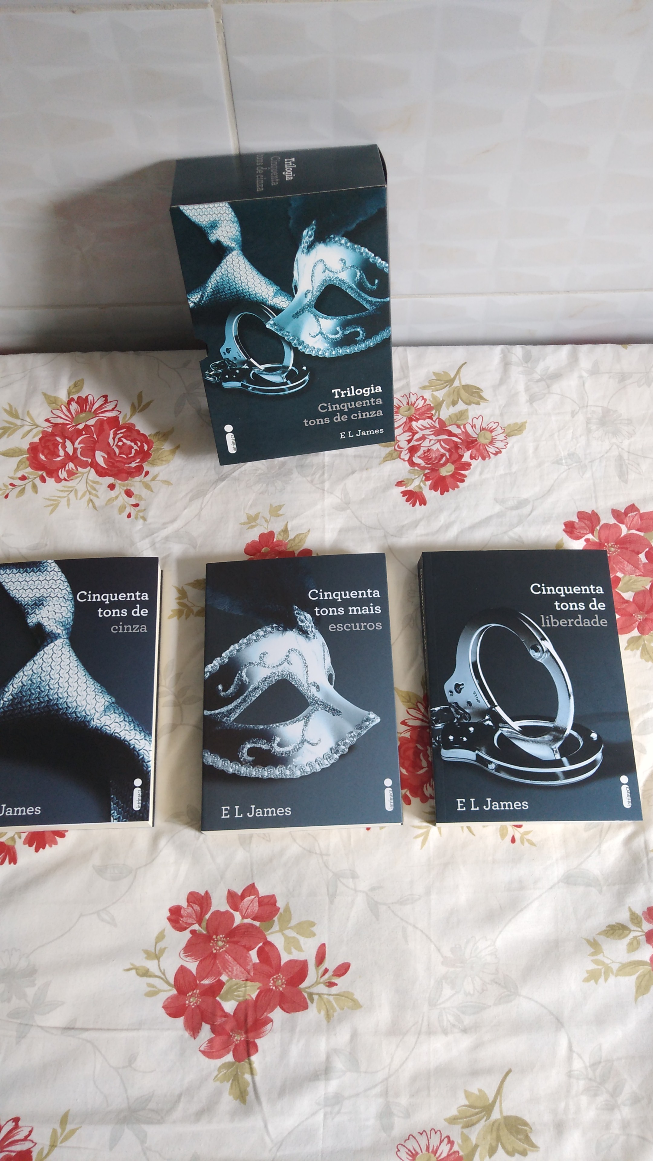 Box trilogia cinquenta tons de cinza eBook : James, E L: Amazon.com.br ...