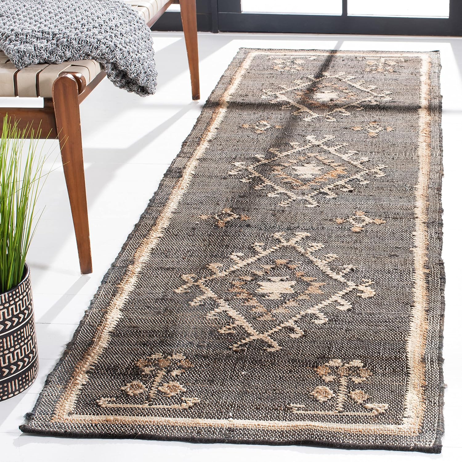 Amazon.com: SAFAVIEH Kilim Collection Runner Rug - 2'3" x 7', Black ...
