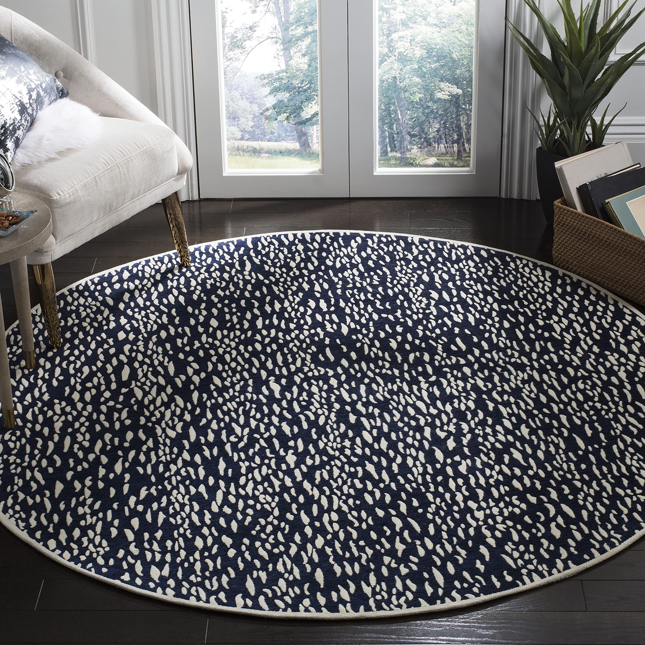 Amazon.com: SAFAVIEH Marbella Collection 6' Round Navy Blue/Ivory ...