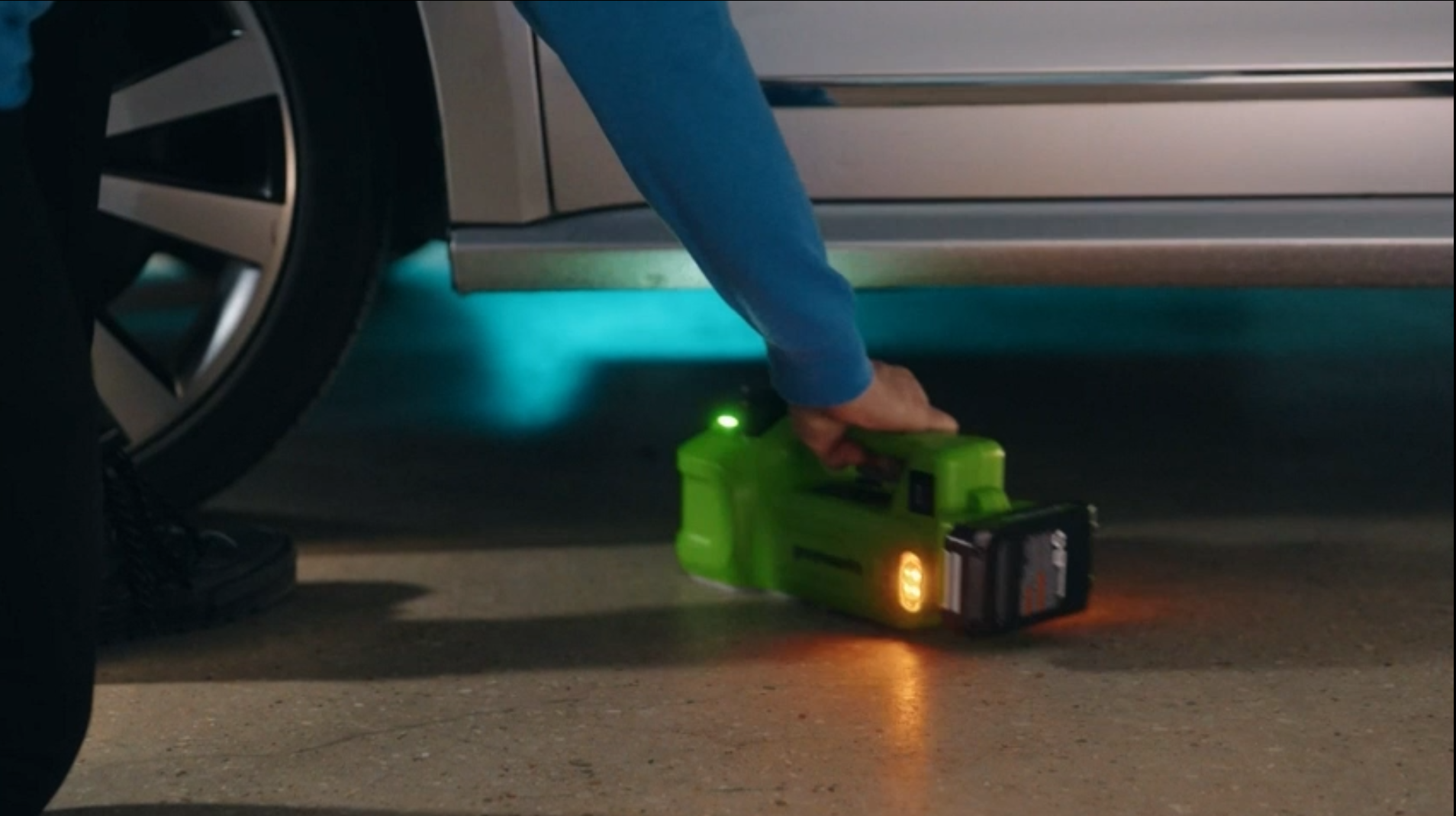 Watch Greenworks 24V Cordless Car Jack Kit, 3 Ton Hydraulic Jack on ...
