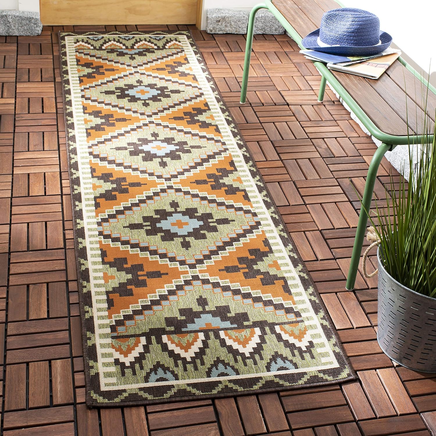 Amazon.com: SAFAVIEH Veranda Collection 2'7" x 5' Green / Terracotta ...
