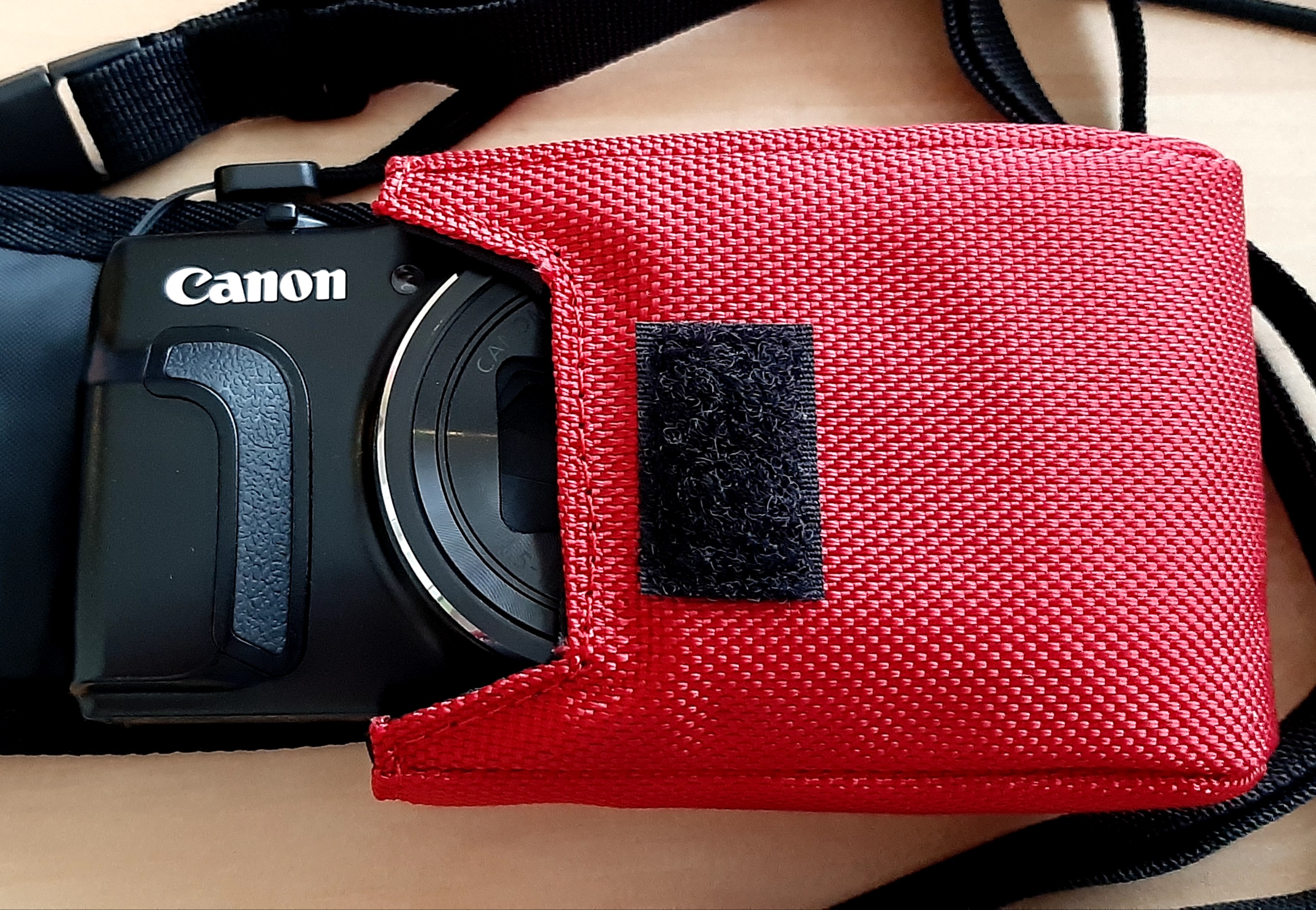 Amazon | エレコム デジタルカメラケース ネックストラップ付 [ 参考収容寸法:65×105×35mm ] レッド DGB-056RD | カメラバック・ケース 通販