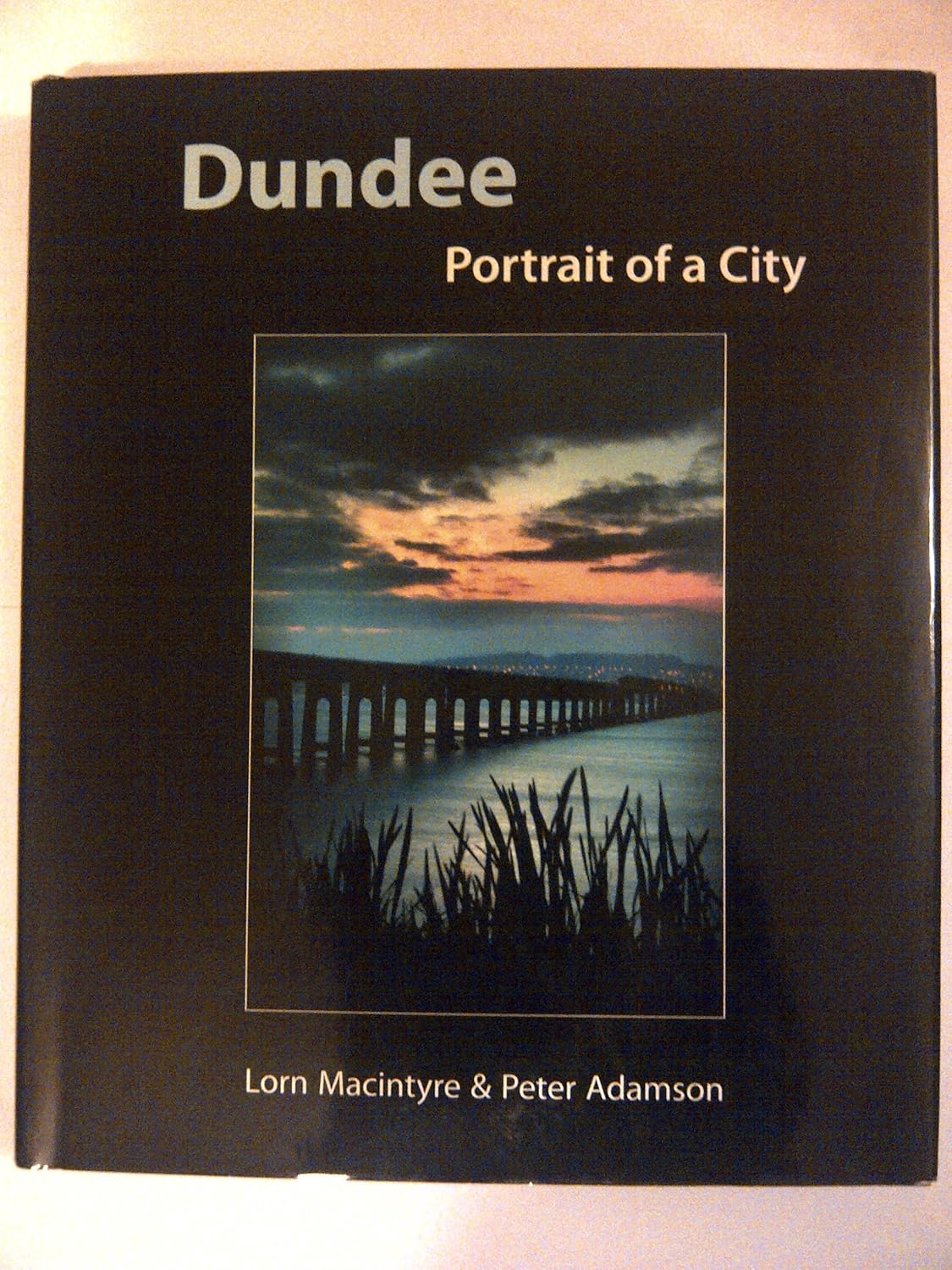 Dundee: Portrait of a City: Lorne MacIntyre: 9780951180044: Amazon.com ...