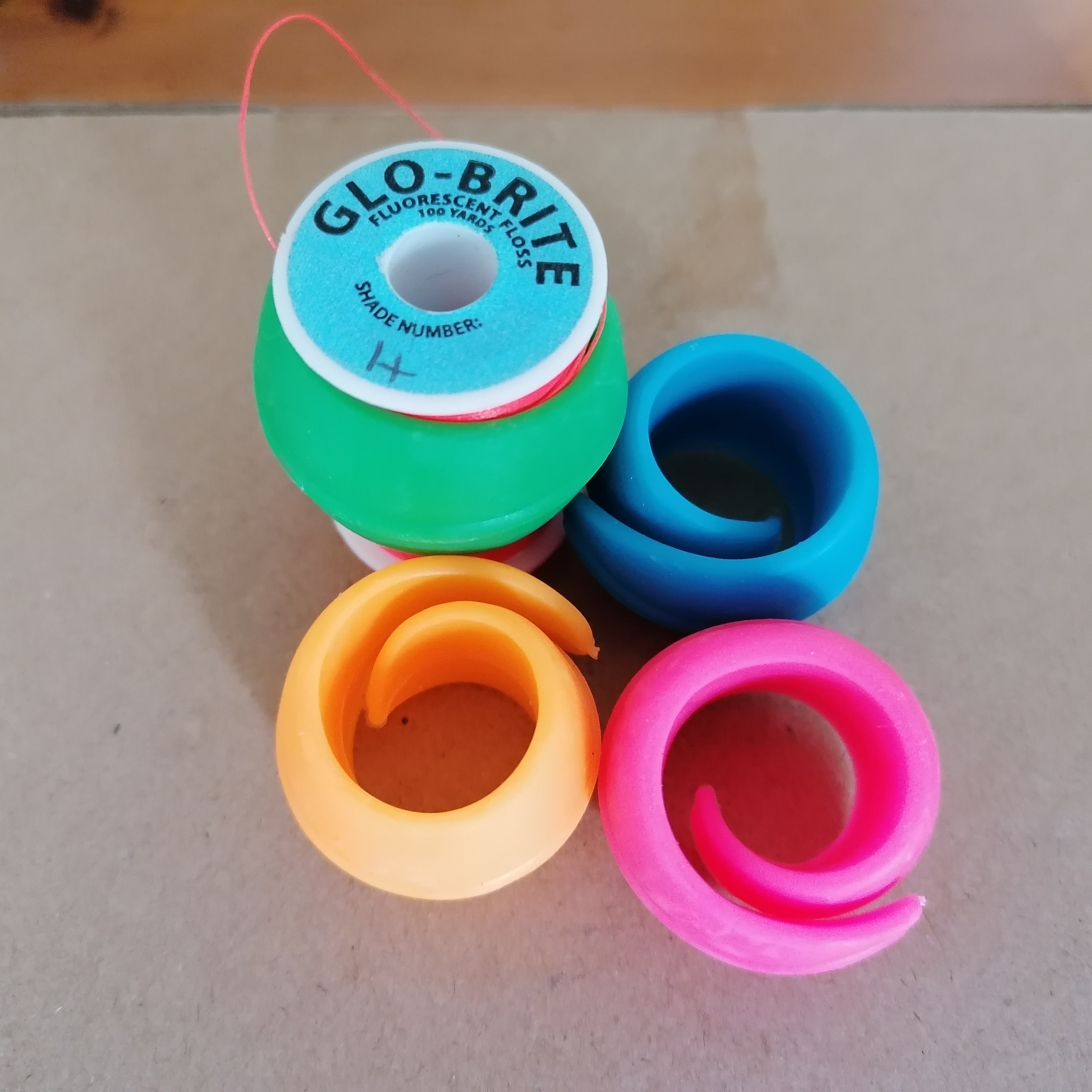 DELSEN 24 Pcs 4 Colors Thread Spool Huggers Bobbin Holder Clamp ...