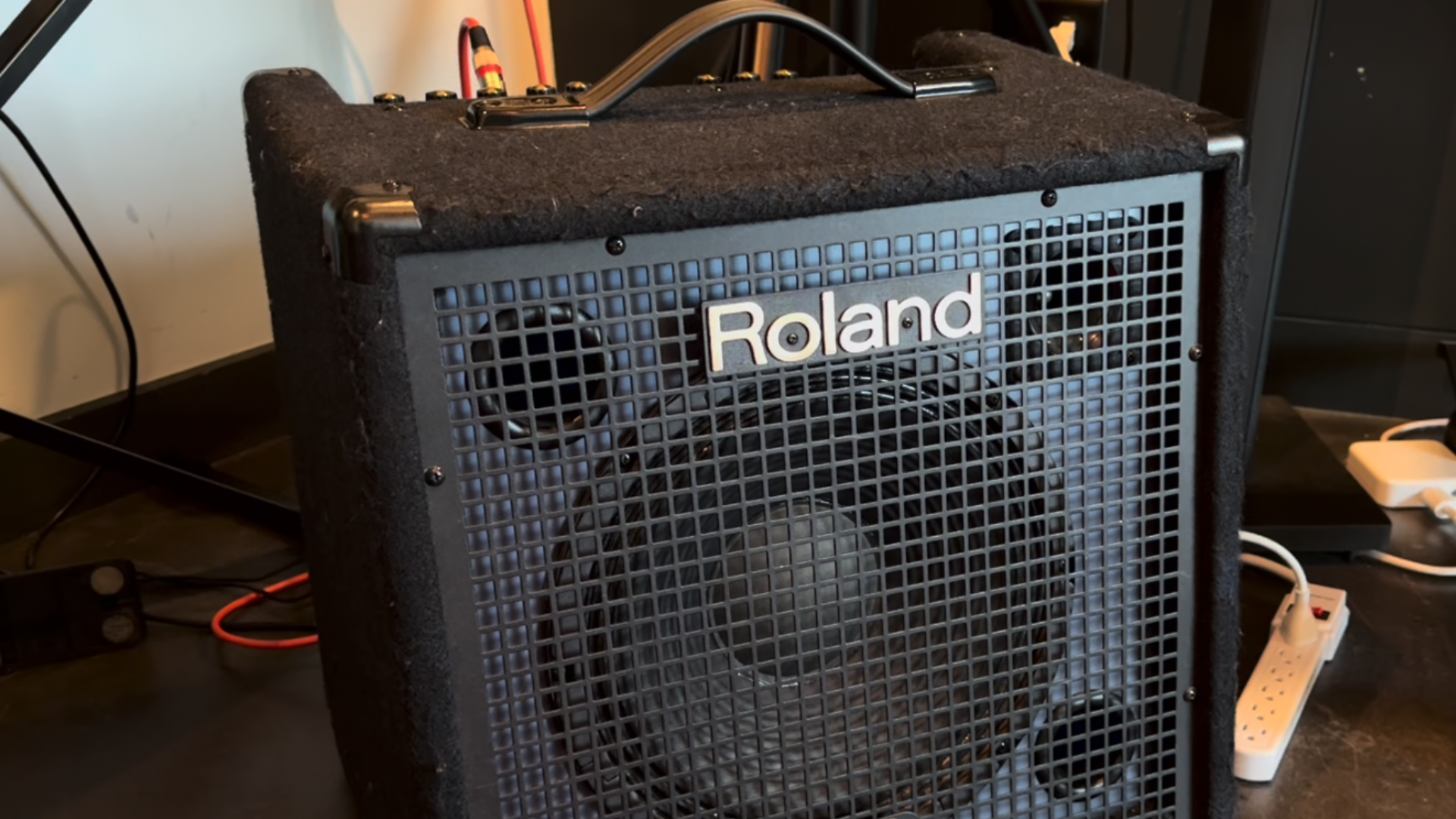 Watch Honest Review& Roland KC-150 Mixing Keyboard Amplifier on Amazon Live