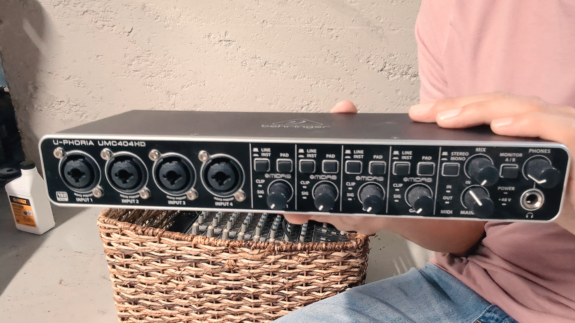 Watch Behringer U-PHORIA UMC404 Review on Amazon Live