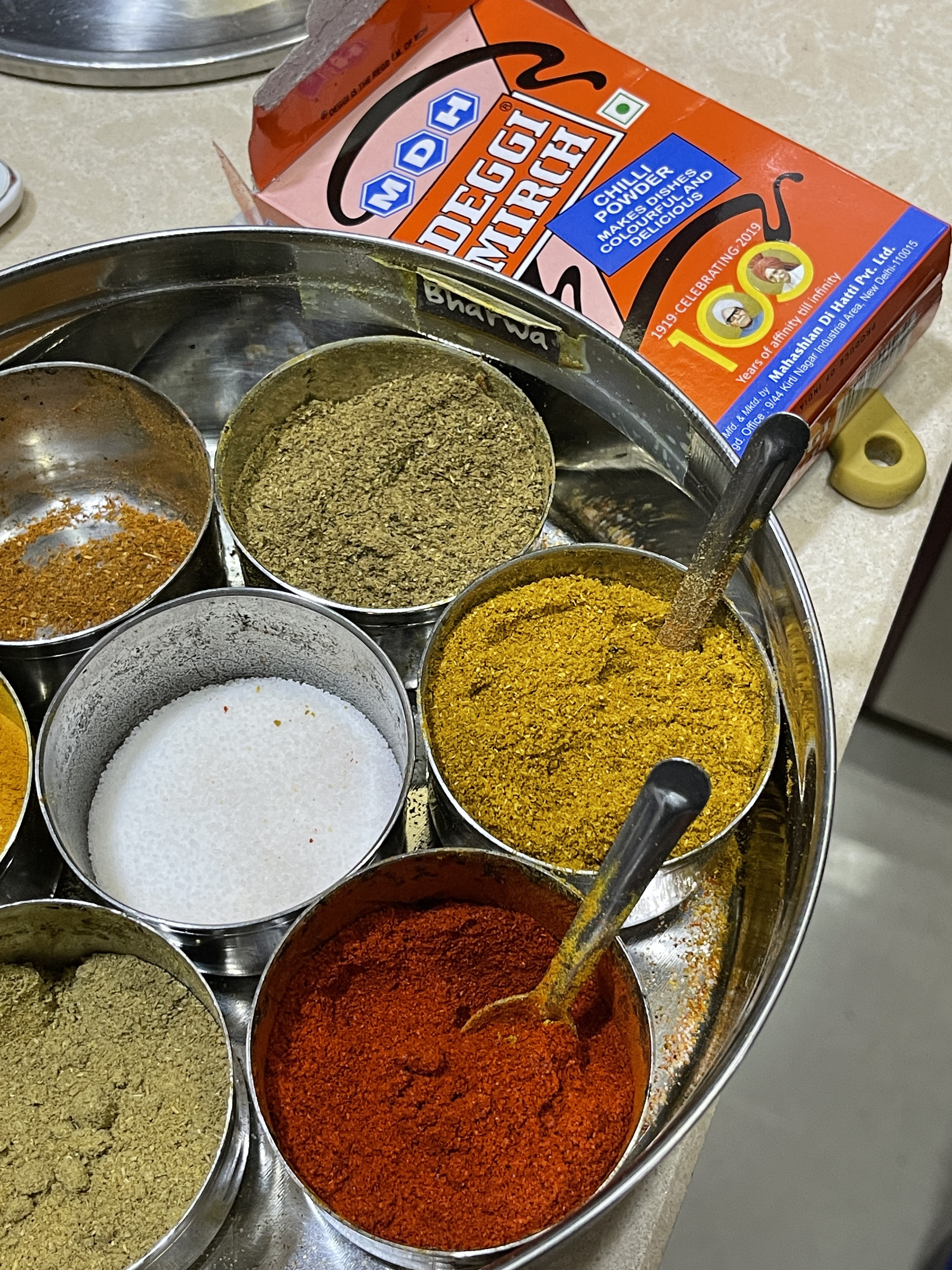 MDH Deggi Chilli Powder, 100 gm/110 gm ( Weight May Vary ) : Amazon.in ...