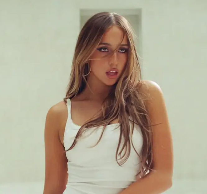 Tate McRae: Revolving Door (2025)